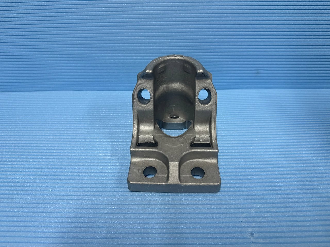 Кронштейн крепления крыла VOLVO RENAULT FH FM PREMIUM MAGNUM задн.