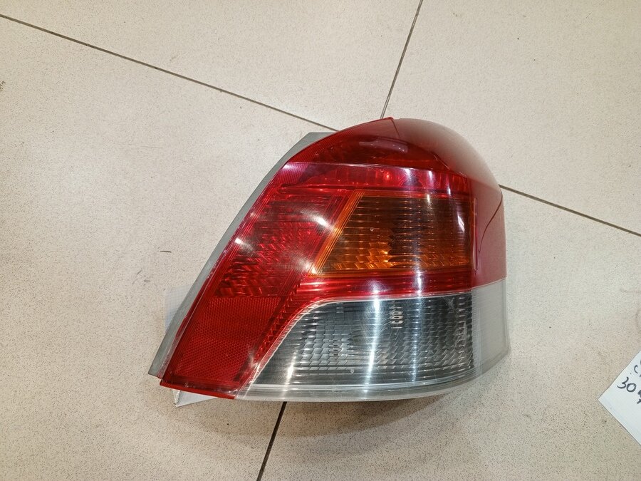Фонарь задний наружный правый от Toyota Vitz 2005-2010