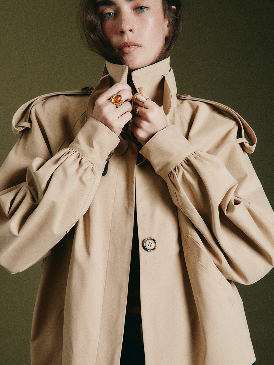 Плащ укороченный с воротником-стойкой на ремешке