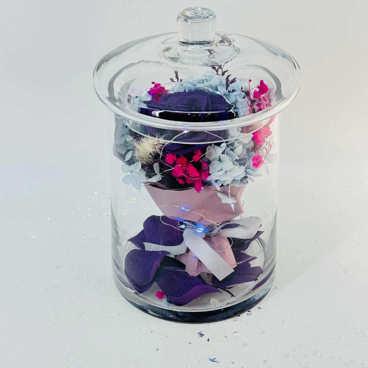 Интерьерная композиция с стеклянной колбе "Вечная роза" со стабилизированными цветами