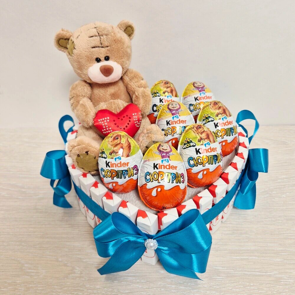 Сердце из конфет LAKRES, киндер шоколад и сюрпризы с мягкой игрушкой мишкой