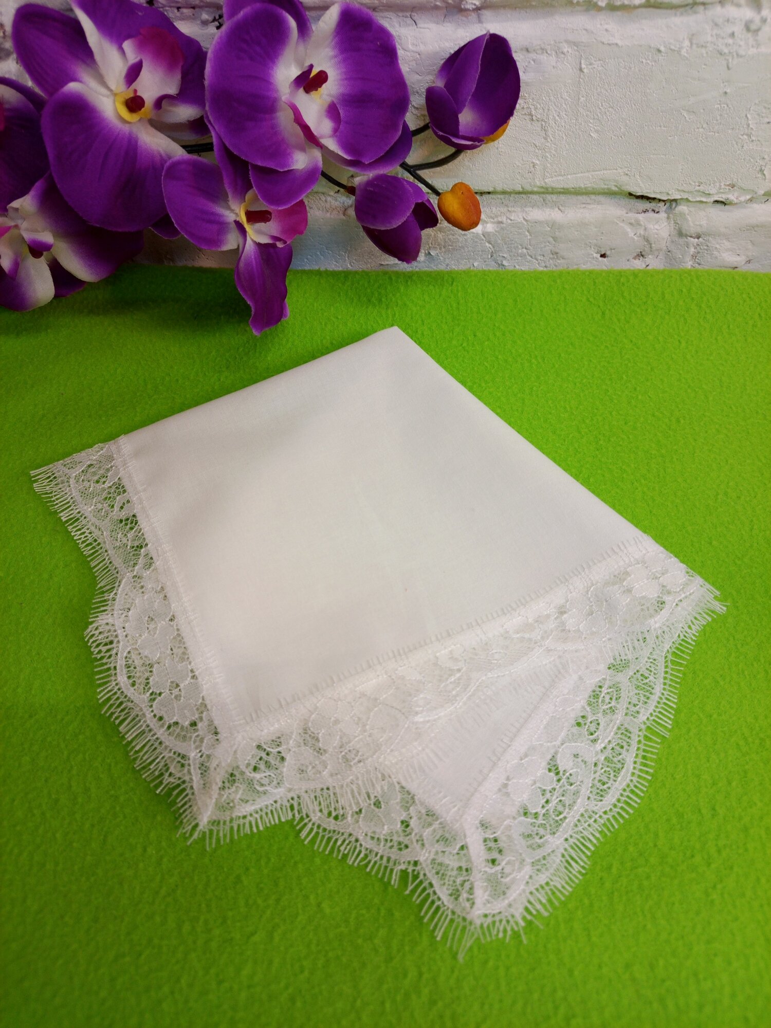 Платок носовой 30х30 см с кружевом "Шантильи".