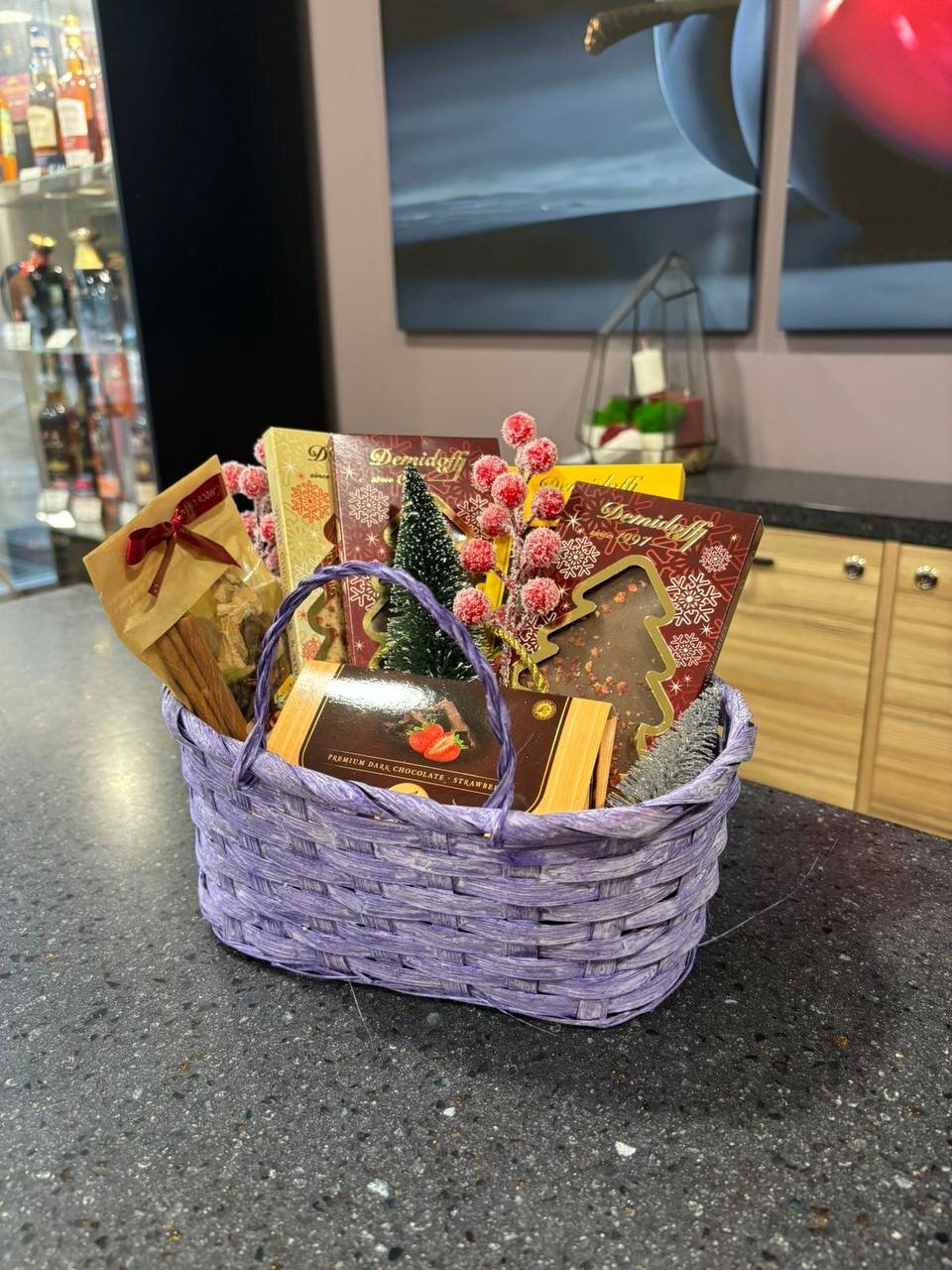 Подарочная корзина новогодняя: шоколад ассорти и набор для приготовления глинтвейна