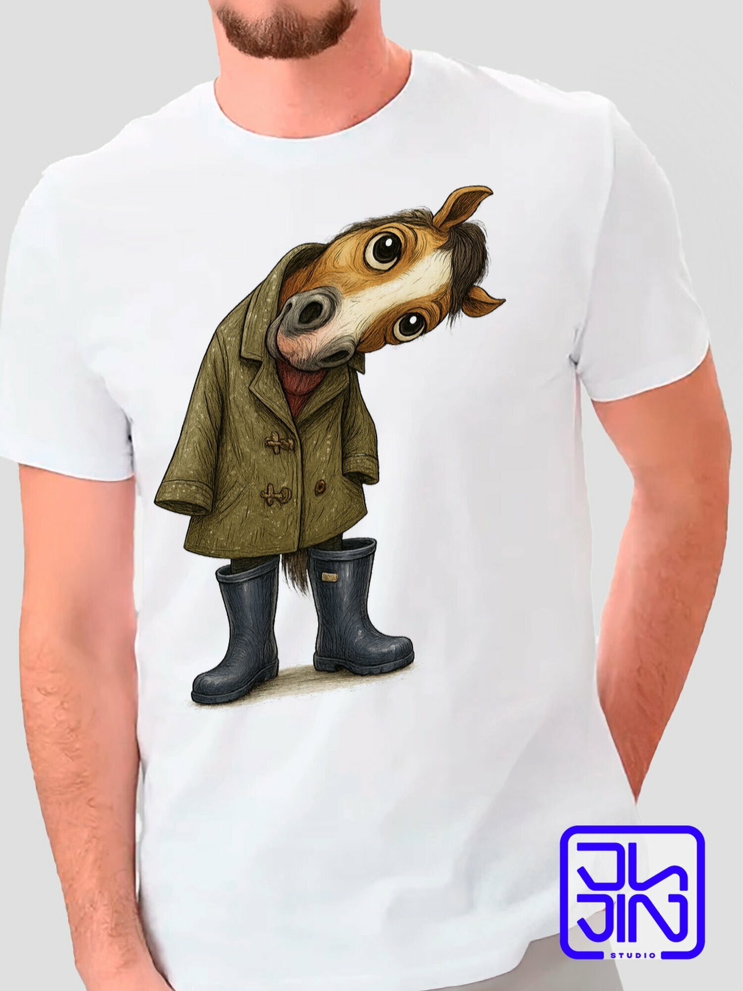 Футболка классическая мужская с авторским принтом Веселая лошадь в хаки пальто и оливковых сапогах, креативный забавный принт, белый хлопковый трикотаж с прикольным рисунком на груди