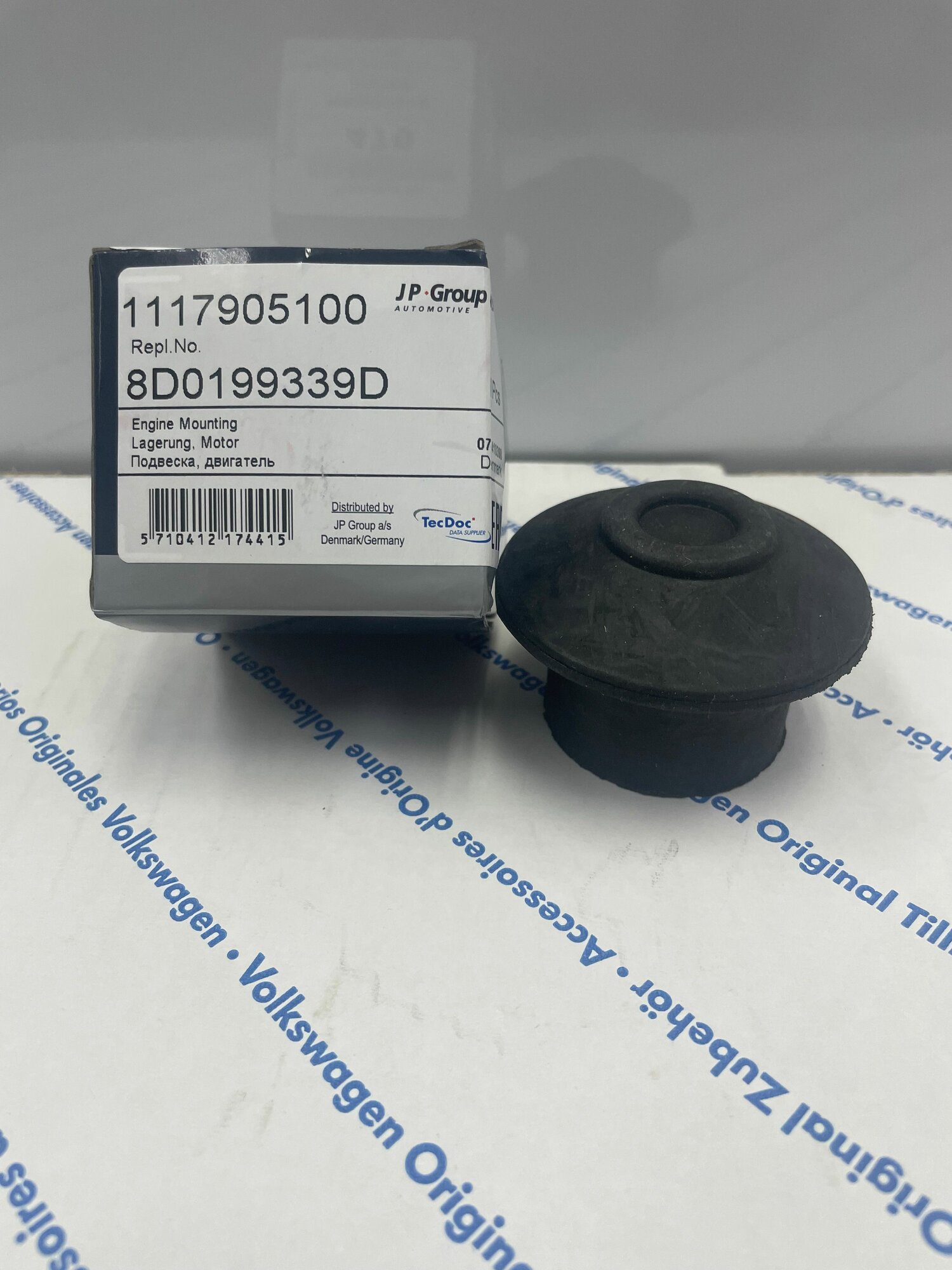 1117905100 JP Group Опора двигателя передняя для AUDI A4 95-99/VW PASSAT B5