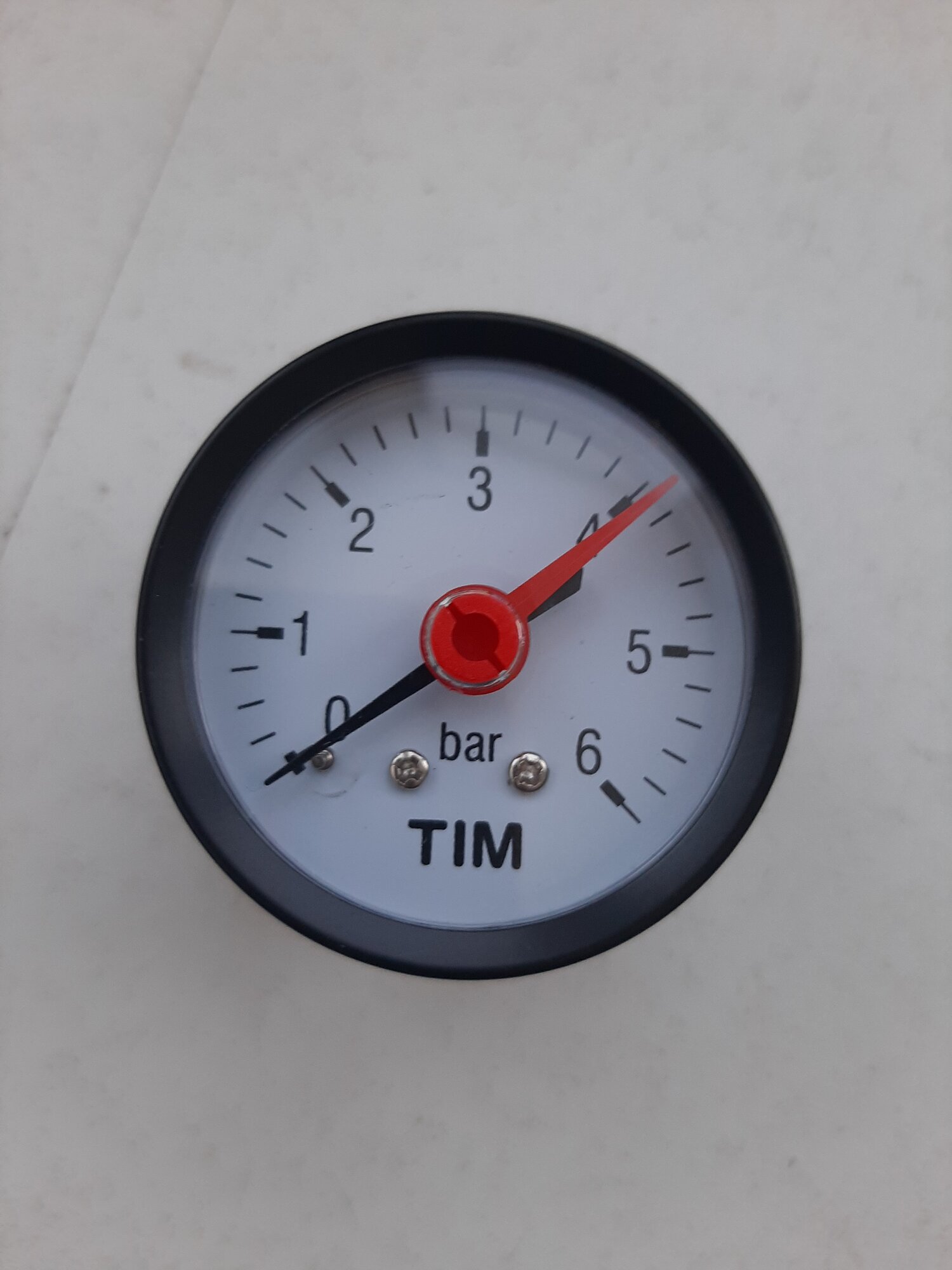 Манометр горизонтальный диам.50 - 1/4 - 6 бар. TIM , товар с витрины.