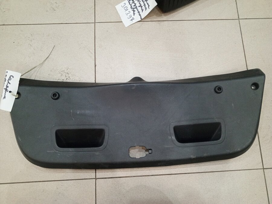 Обшивка двери багажника нижняя от Hyundai Solaris 2010-2017