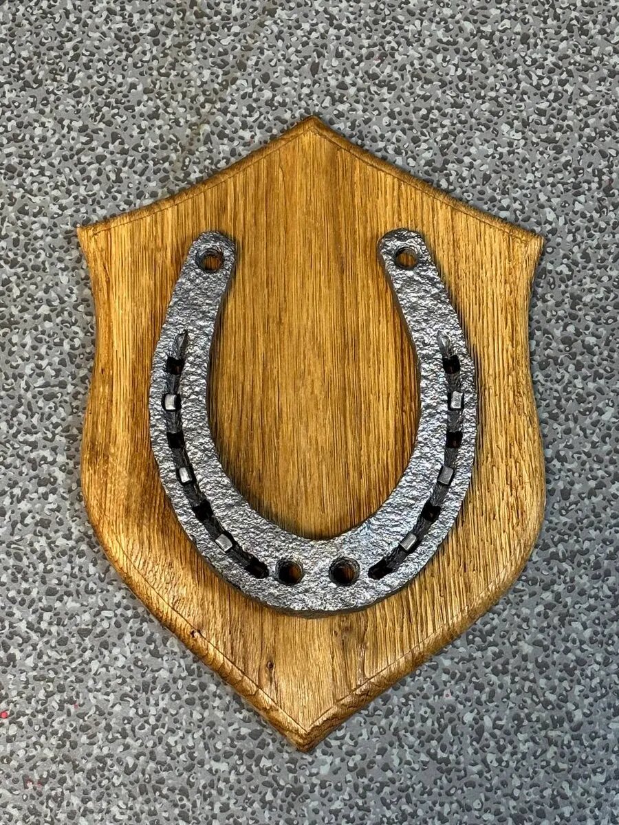 Царь Подкова хоженная огромная на медальоне из дуба галифакс