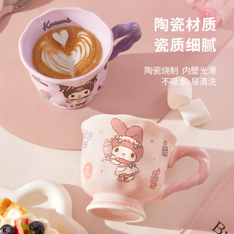 Кружка Sanrio с крышкой, керамическая кружка с мультяшным рисунком, милая и стильная кофейная кружка высокого качества, подходит для дома и офиса.