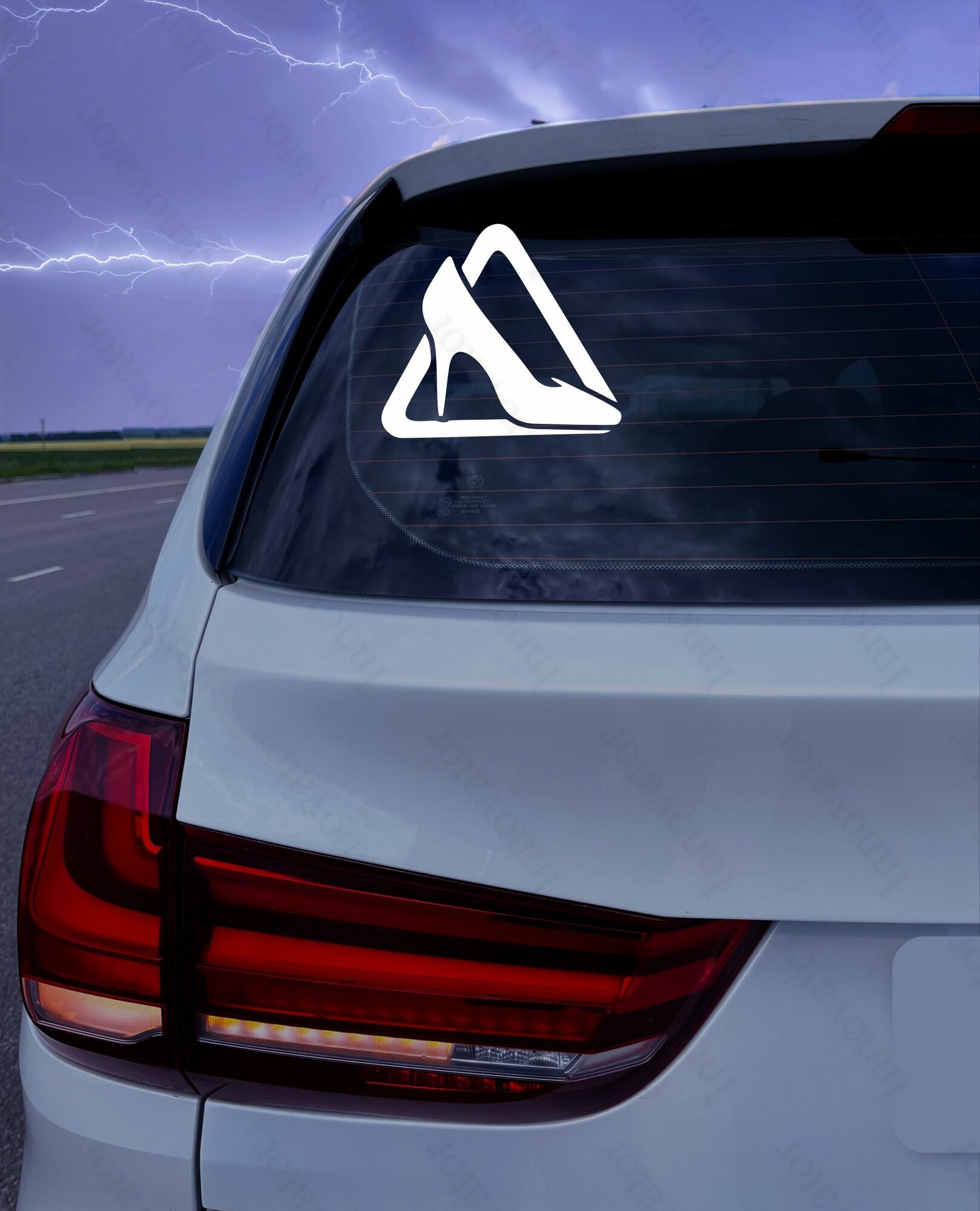 Девушка за рулем наклейка на авто