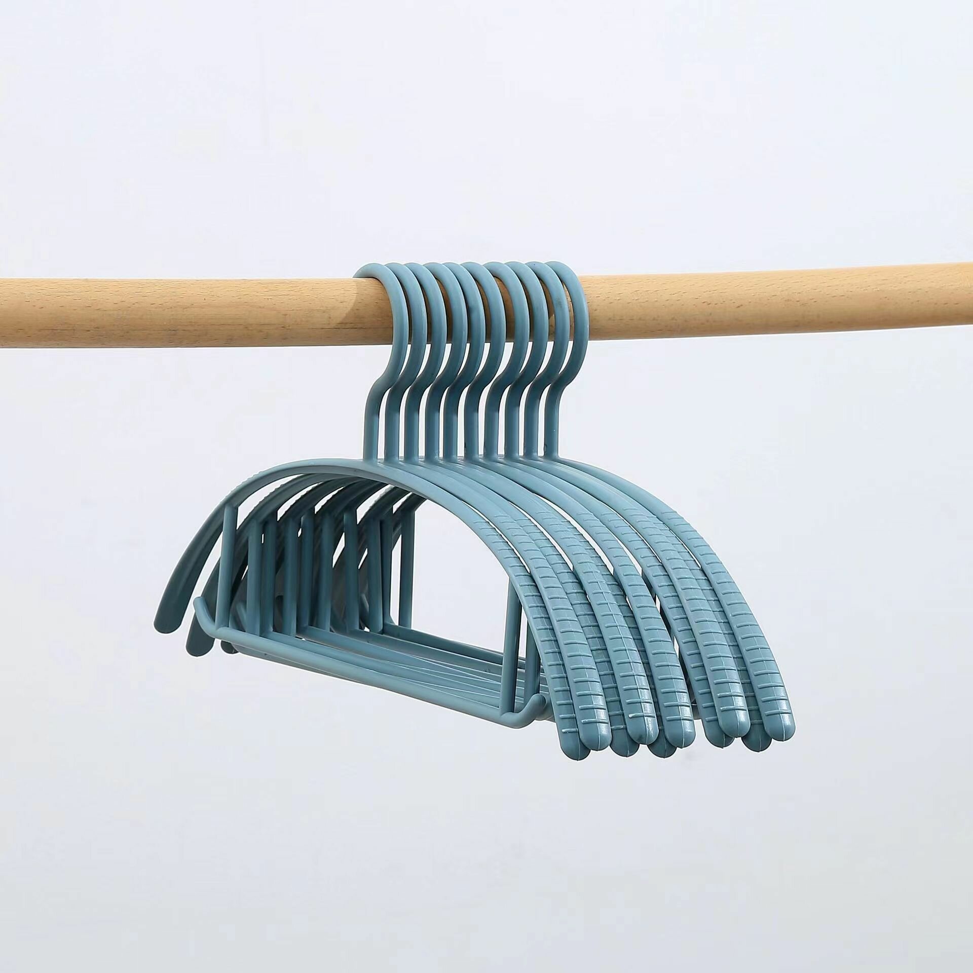 Базовая полукруглая противоскользящая вешалка для одежды - синяя, простой аксессуар для шкафа, предотвращает следы на