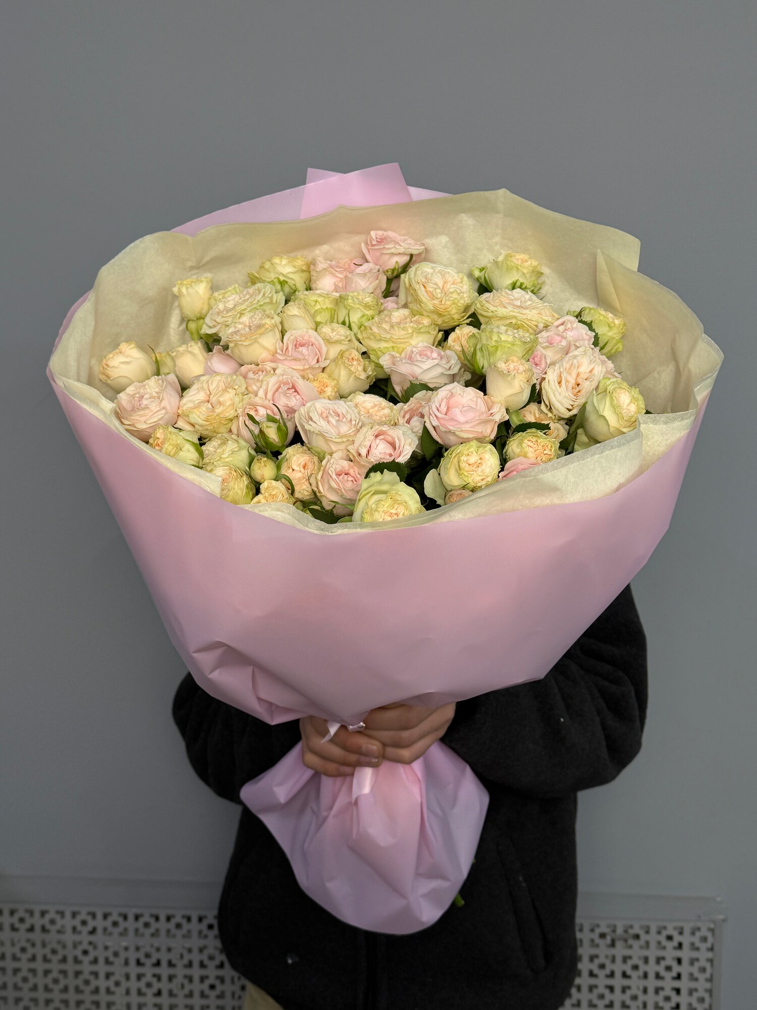 WEST FLORA Атласный Шёпот: букет из белых и бежевых кустовых роз – свадебный подарок с доставкой