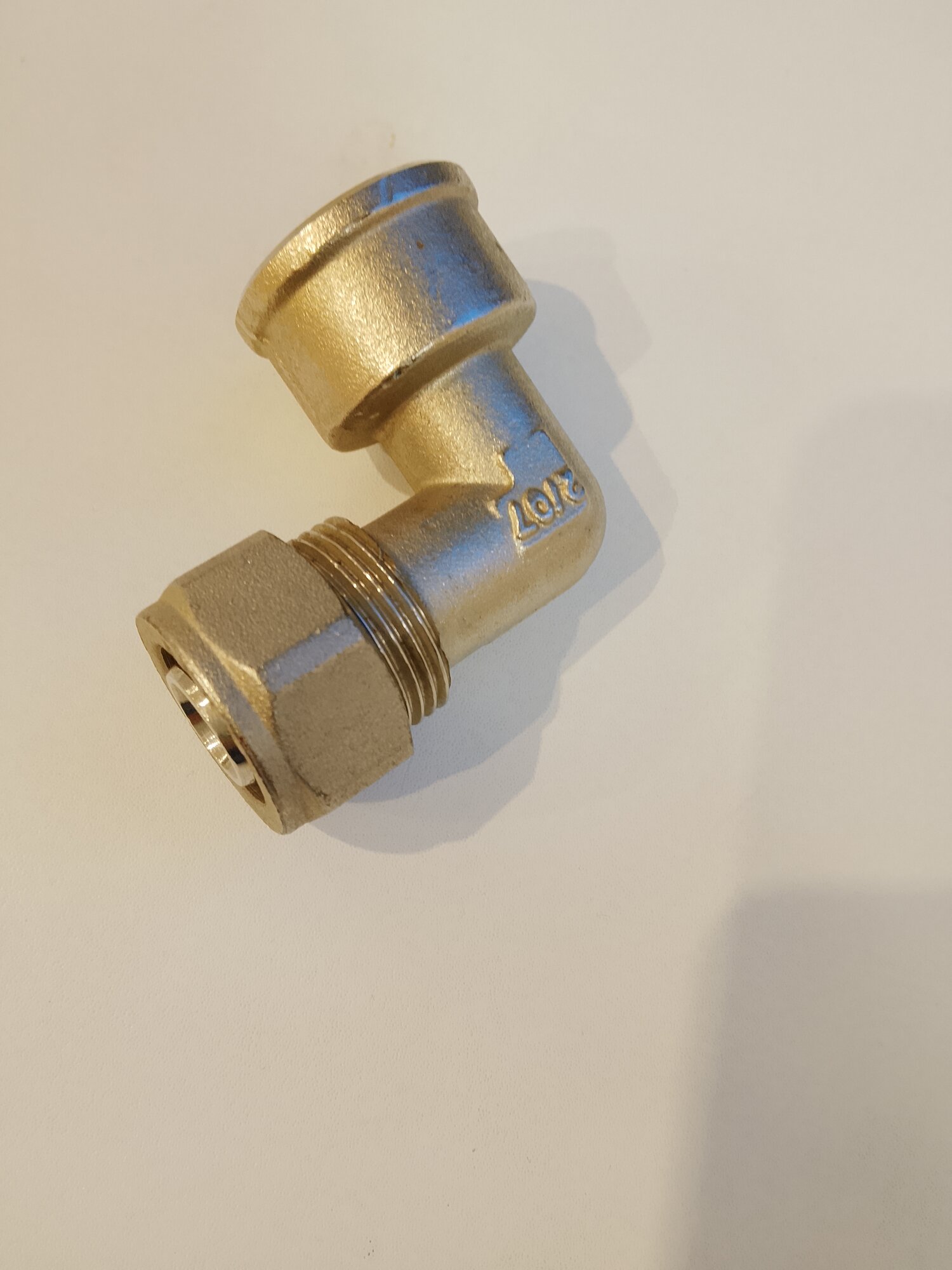 Уголок-цанга HENCO, диаметр 20, внутренний на 3/4, хромированный.