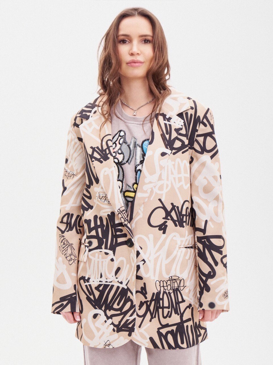 Пиджак Женский жакет прямой удлиненный с принтом граффити, бежевый