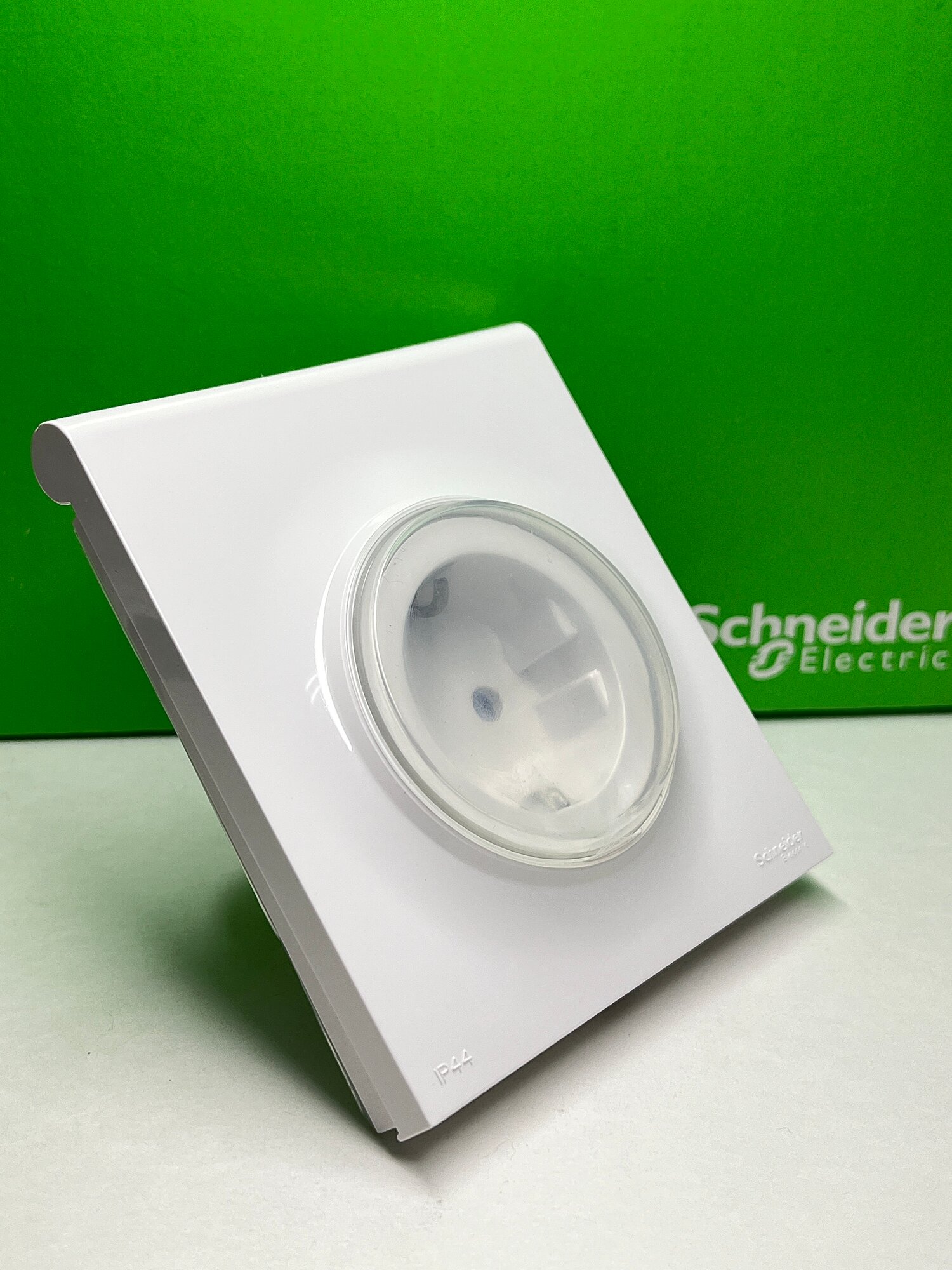SE Odace Розетка с з/к с крышкой и шторками IP44, белая, Schneider Electric, арт. S52R0370W