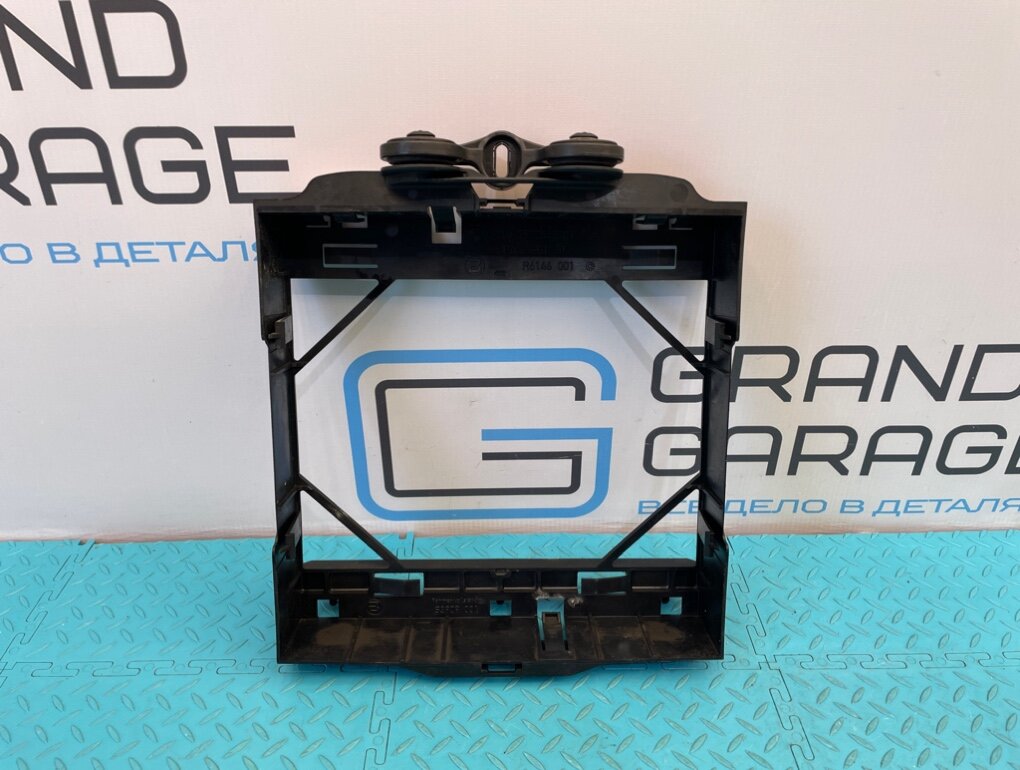 Кронштейн радиатора BMW 5-Series 2010 F07 N55B30A 3.0 OEM 17217572542