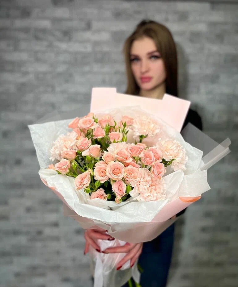 Живые цветы, букет из нежно-розовых кустовых роз и диантусов с зеленью, в красивой упаковке