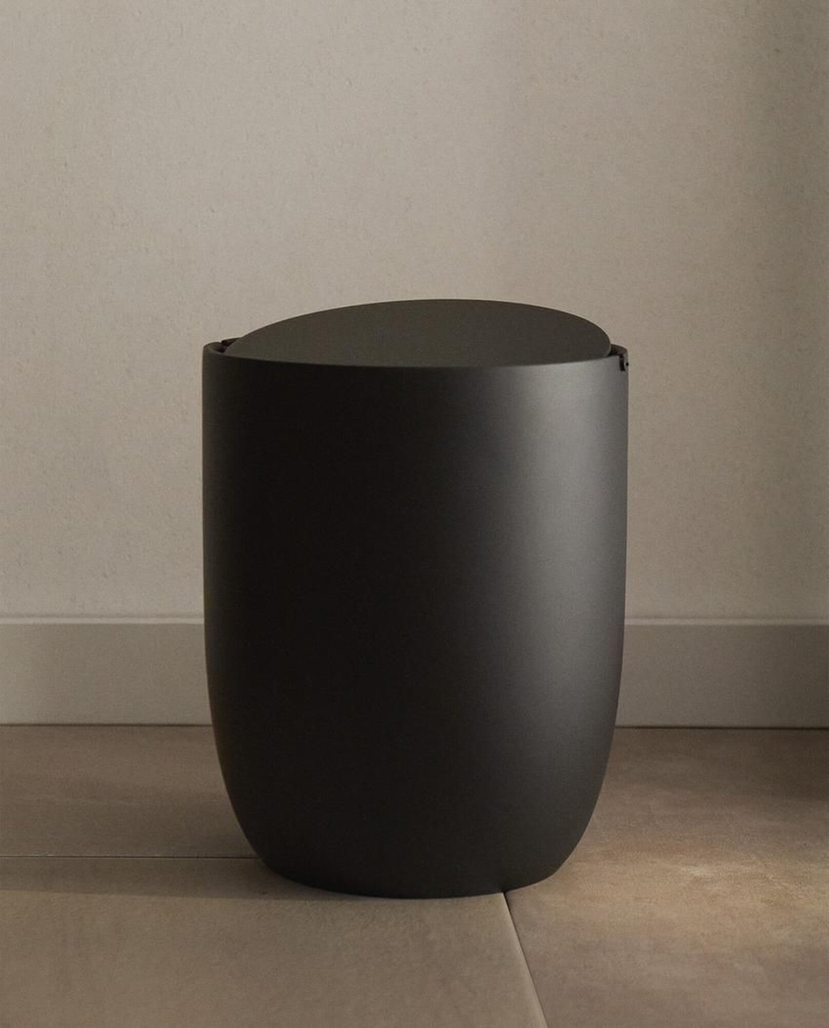 Мусорное ведро в ванную комнату ZARA HOME 7531/743 - из смолы, с откидной крышкой, 25 х 23,5 х 23,5 см, цвет черный