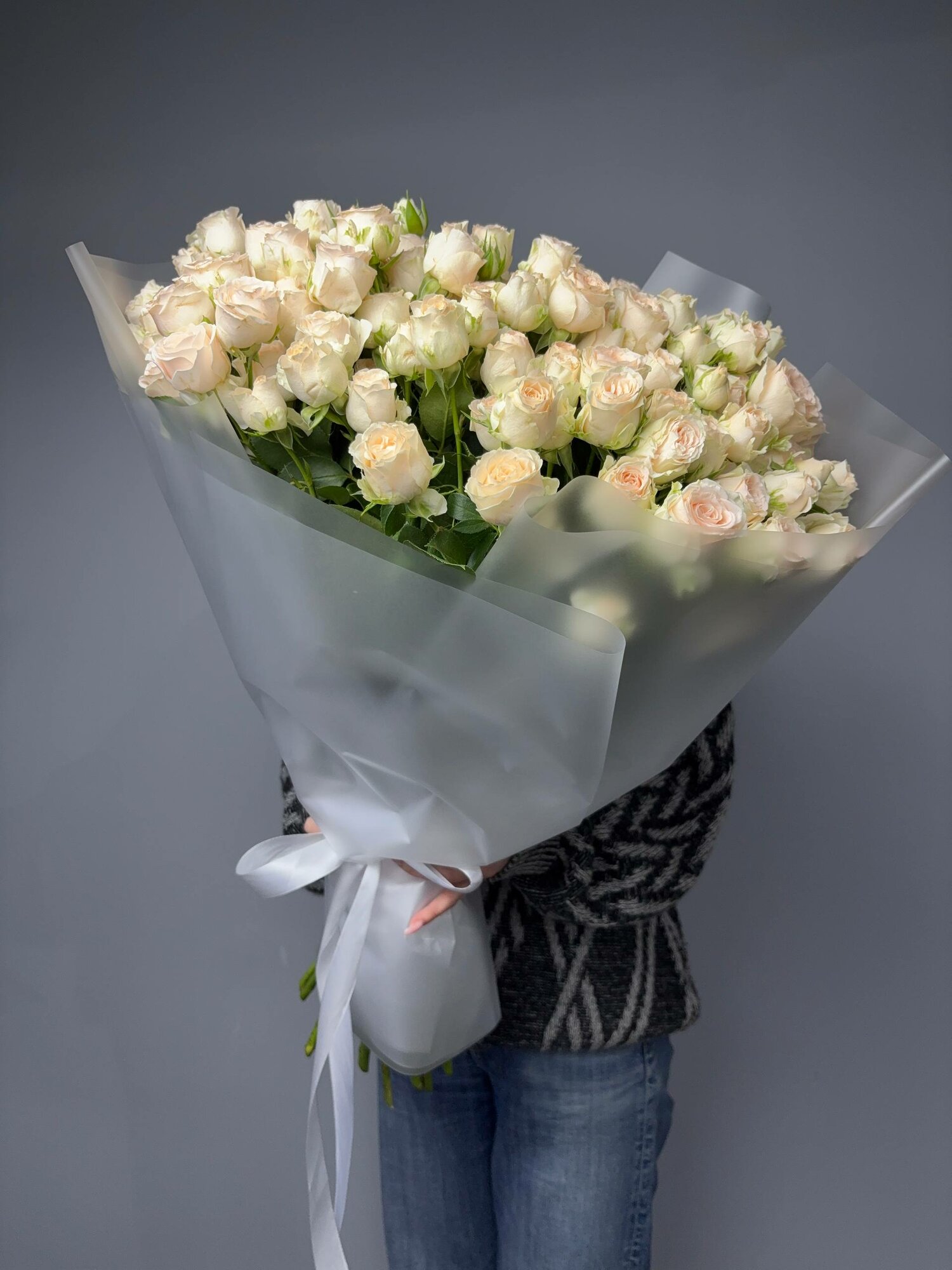 Пышный шар: 25 кустовых роз премиум-класса – FRESH FLORA купить свежие цветы с доставкой