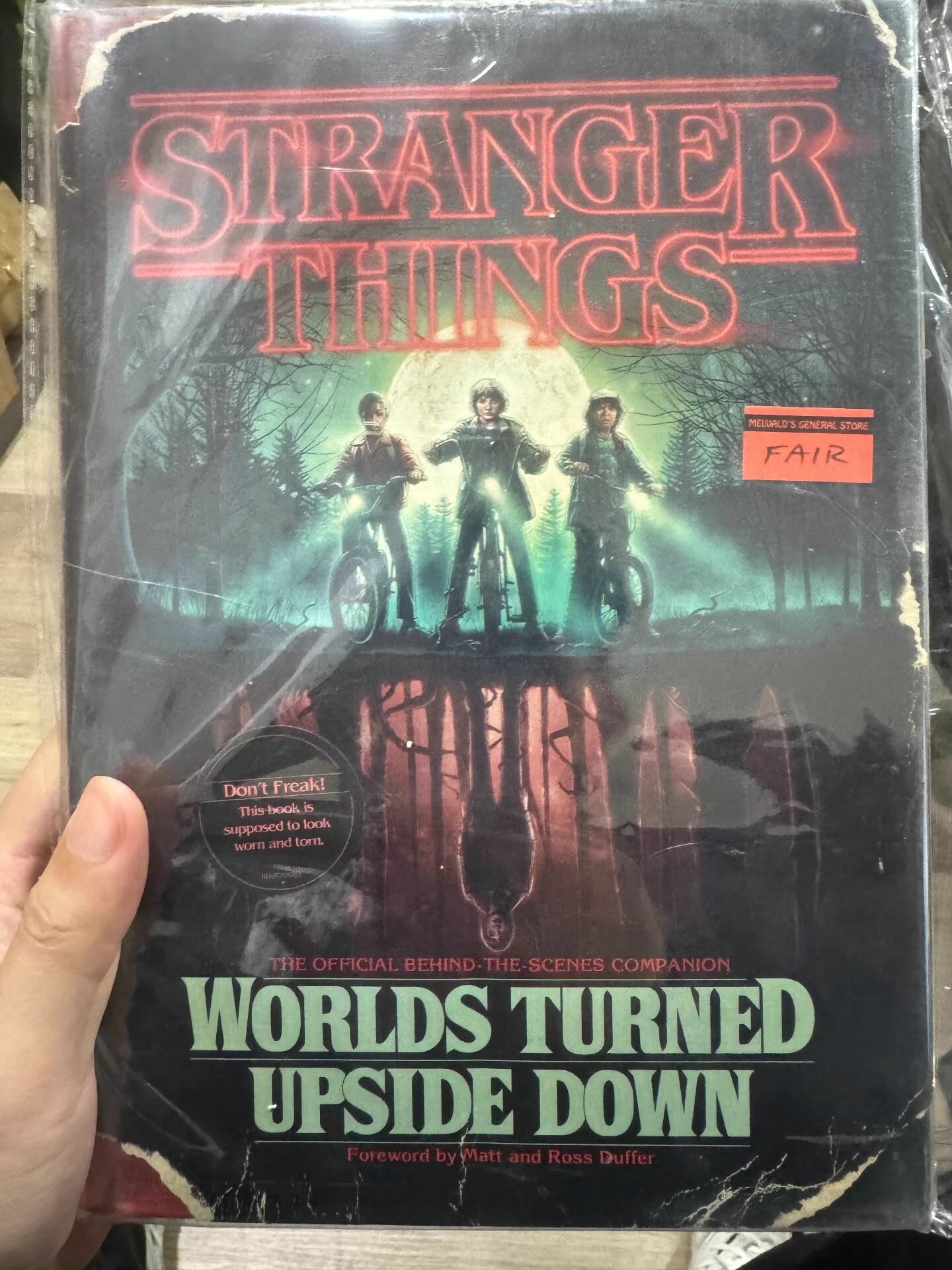 Официальное закулисное издание сериала Очень странные дела: Миры, перевернутые вверх ногами, с предисловием от братьев Даффер