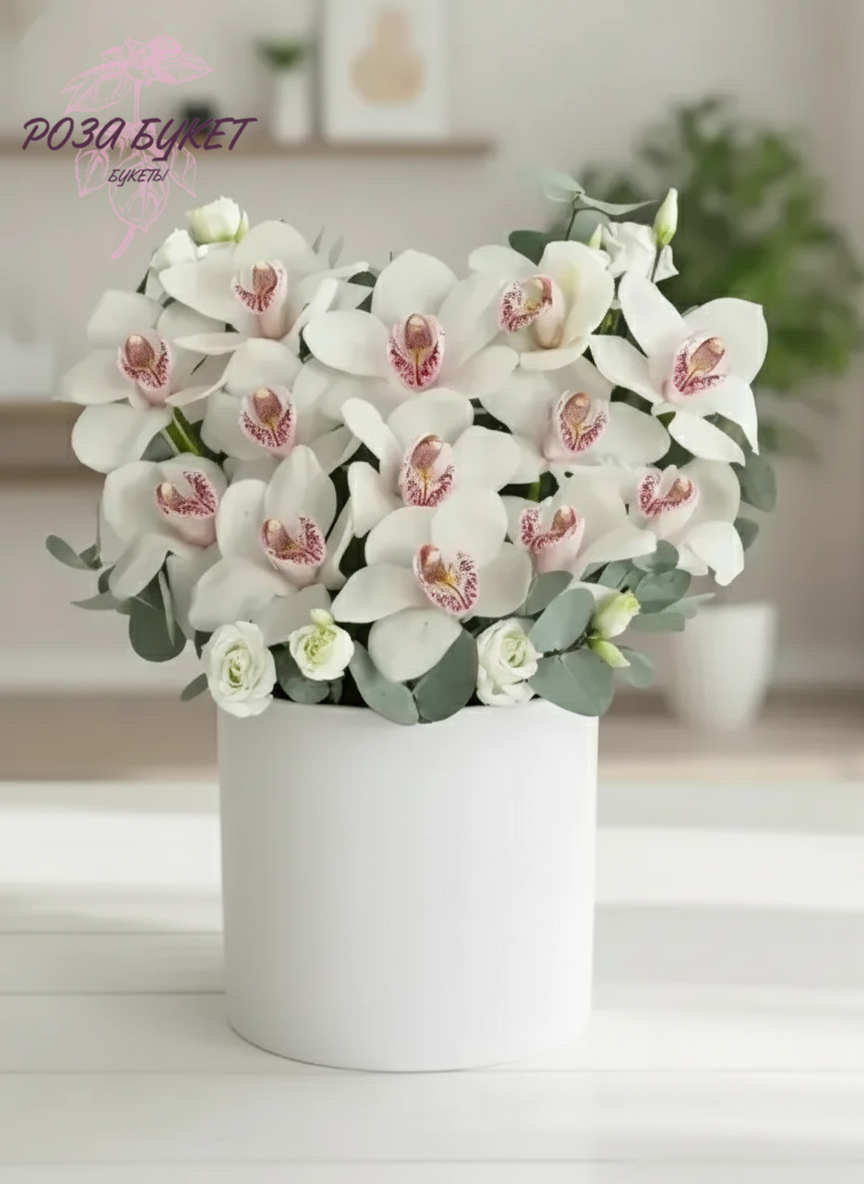 Букет цветов, букет из орхидей, эвкалипта и эустомы в шляпной коробке, пермиум букет, орхидея