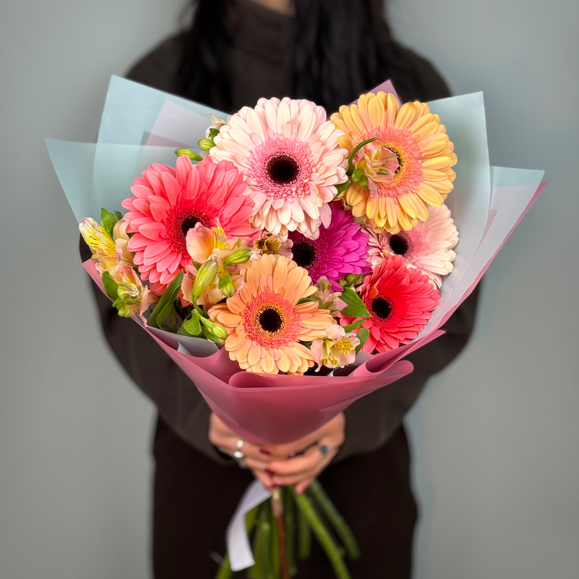 Букет Раннее утро в стильной упаковке. «365 Поводов» - живые цветы с доставкой