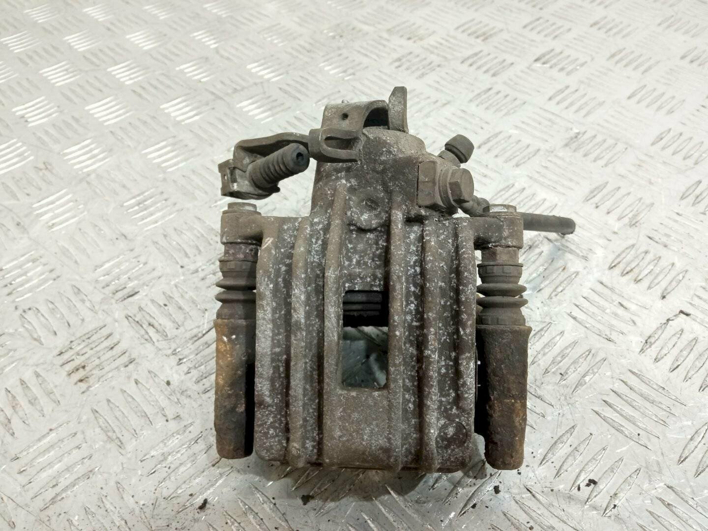 Суппорт тормозной задний правый Volkswagen Bora 2001