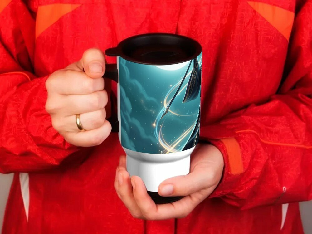 Тремокружка для авто с принтом "Маг с посохом под луной. Фэнтезийный колдун в темном одеянии с длинными волосами и светящимся жезлом, окруженный вихрями магии. Ночной." 0.5 л.