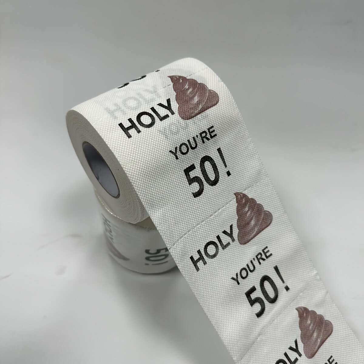 Смешная туалетная бумага с юбилейным дизайном «HOLY YOU’RE 30!» и изображением шоколадного торта, 1 рулон, 3-слойная, из переработанной древесной массы, мягкая для чувствительной кожи, светло-бежевая