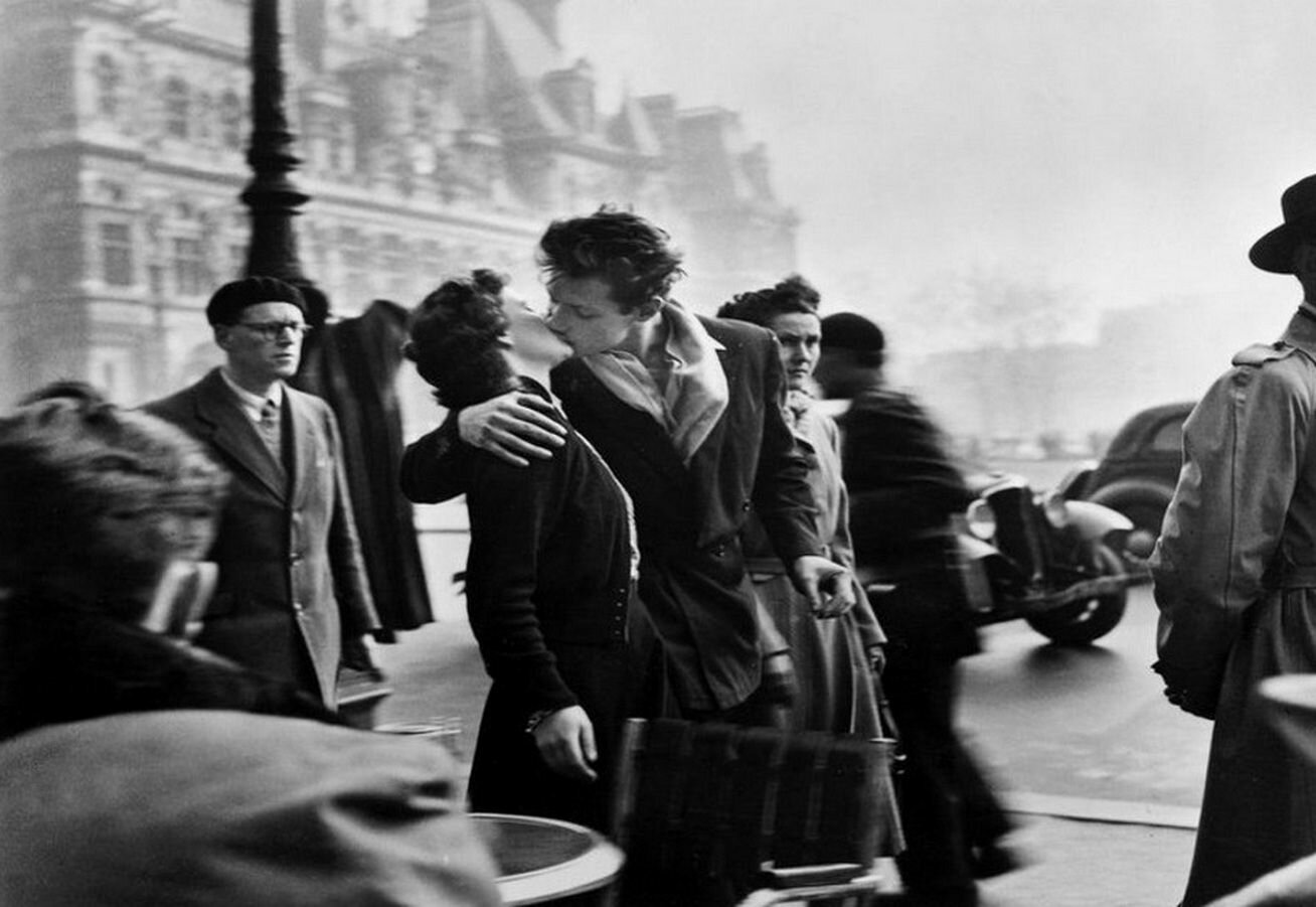 Плакат, постер знаменитая фотография, ретро стиль. Поцелуй у здания муниципалитета на холсте, размер 60х84см