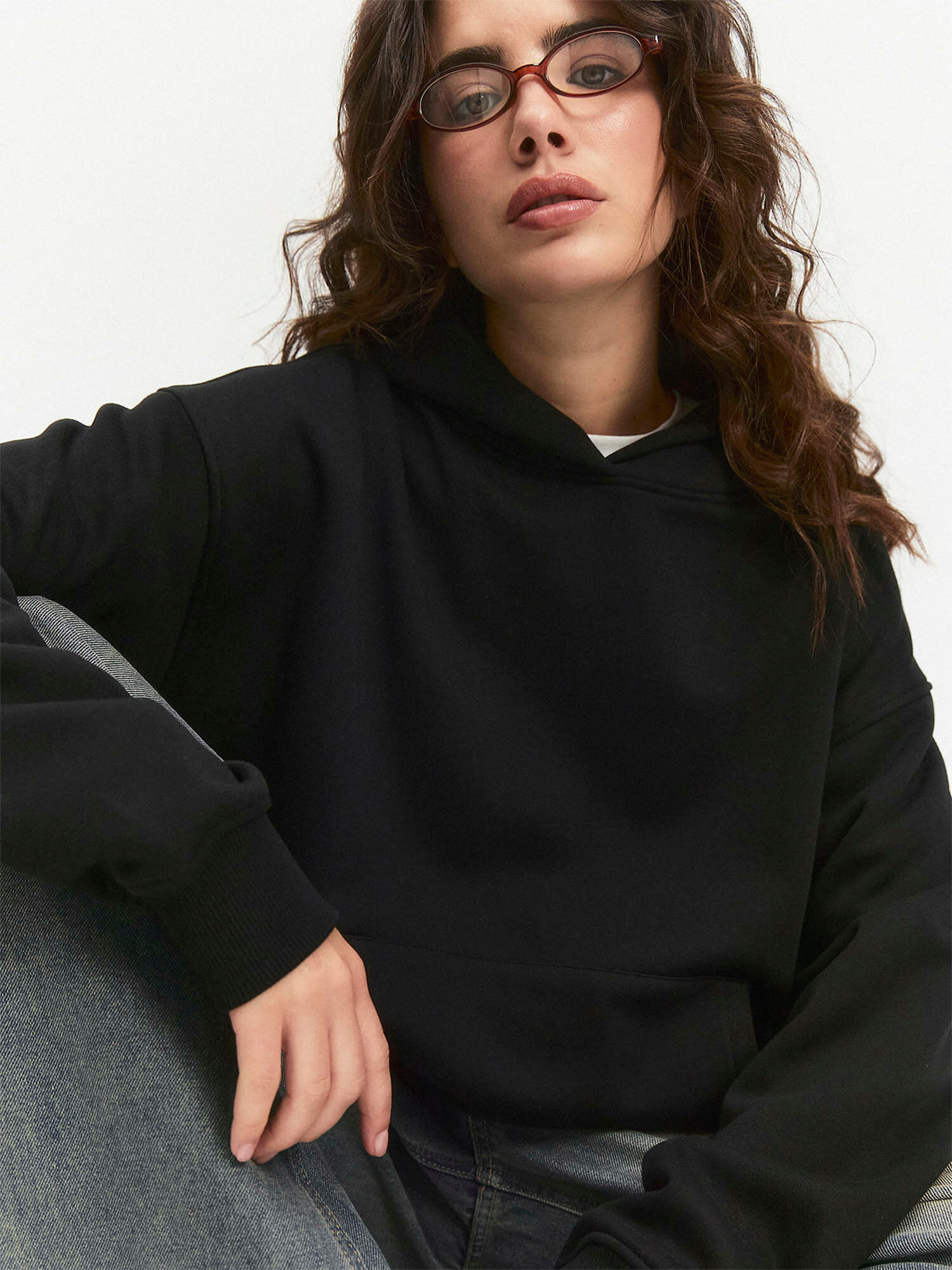 Худи со спущенным плечом