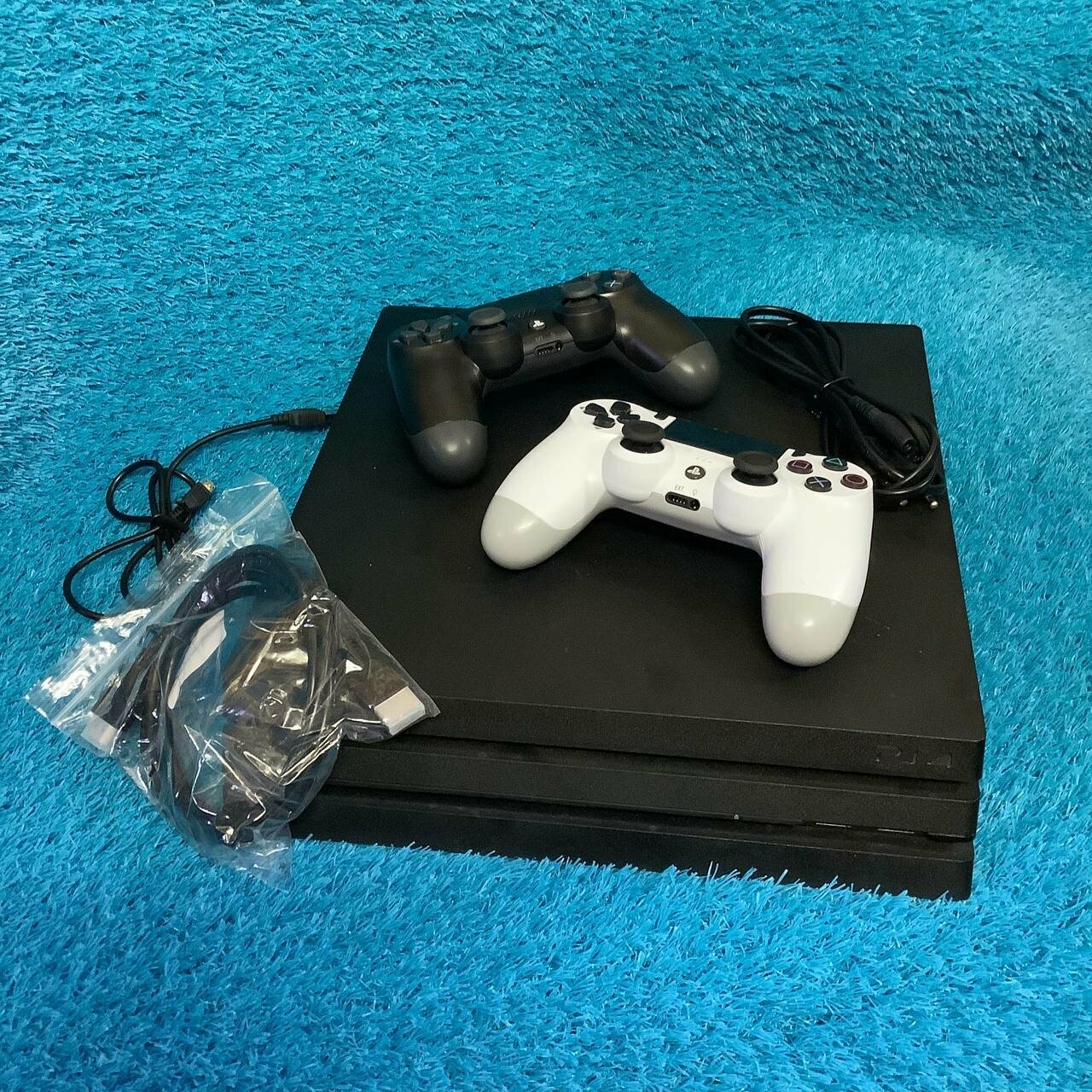 Sony PlayStation 4 Pro + 13 игр + дополнительный геймпад