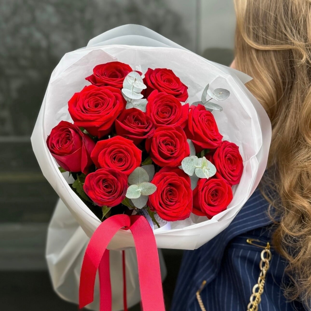 Букет из красных роз 15 шт с эвкалиптом, красивый букет цветов, шикарный, премиум цветы, премиум букет