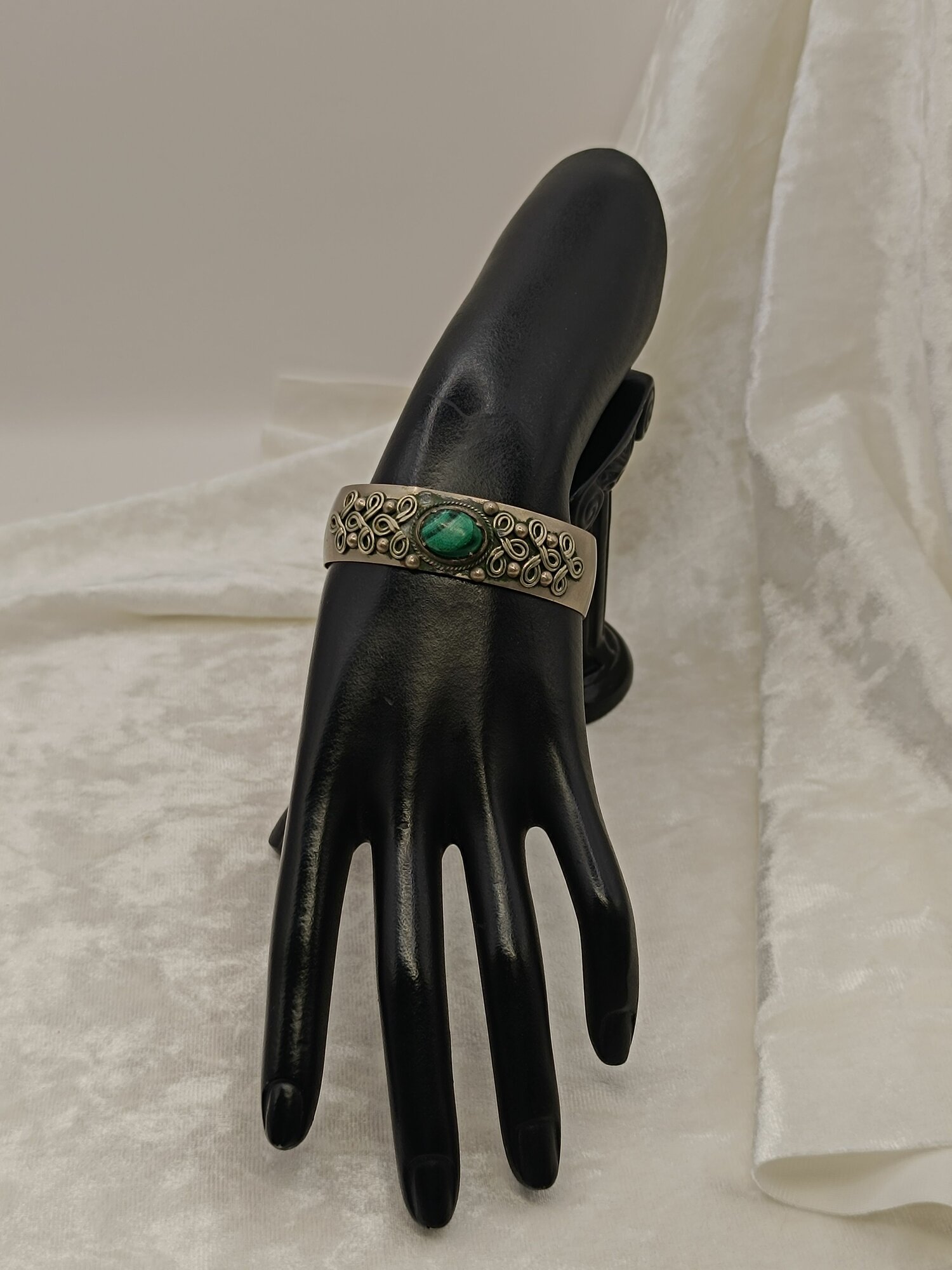 Винтажный мельхиоровый браслет, натуральный малахит, длина 18 см.