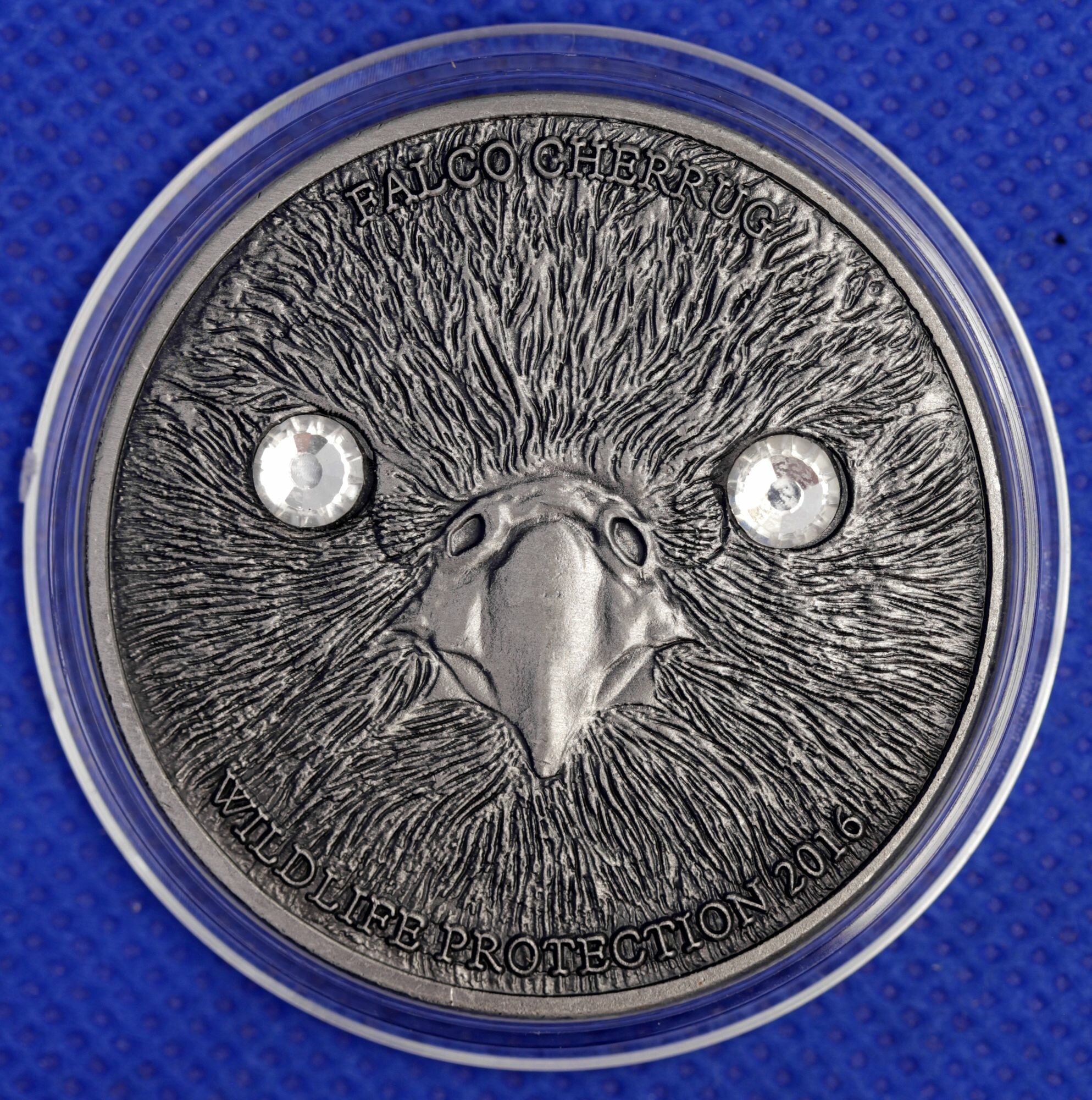 Монета 500 тугриков 2016 Сокол Монголия Фауна Цветные глаза. Копия монеты