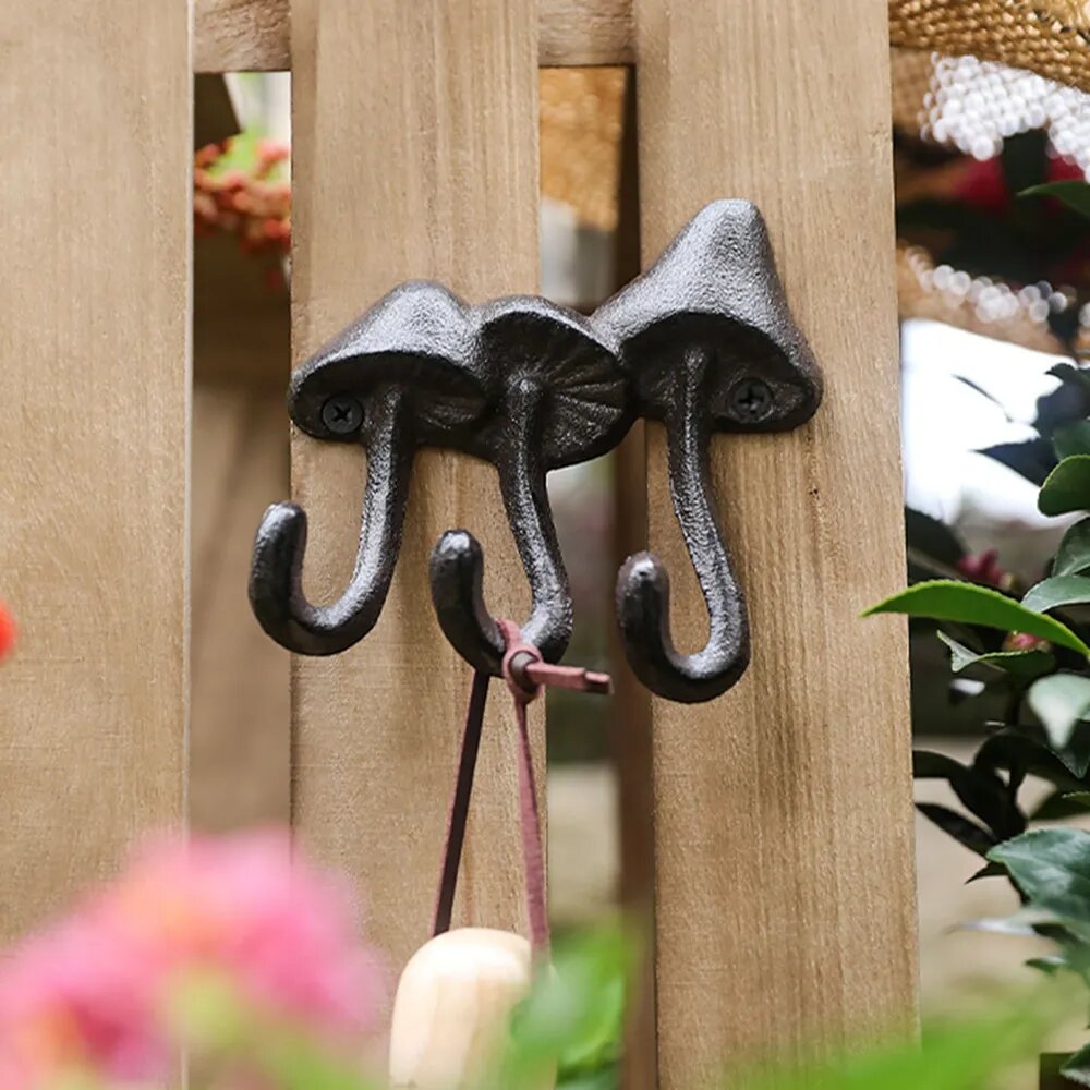 Крючок чугунный настенный