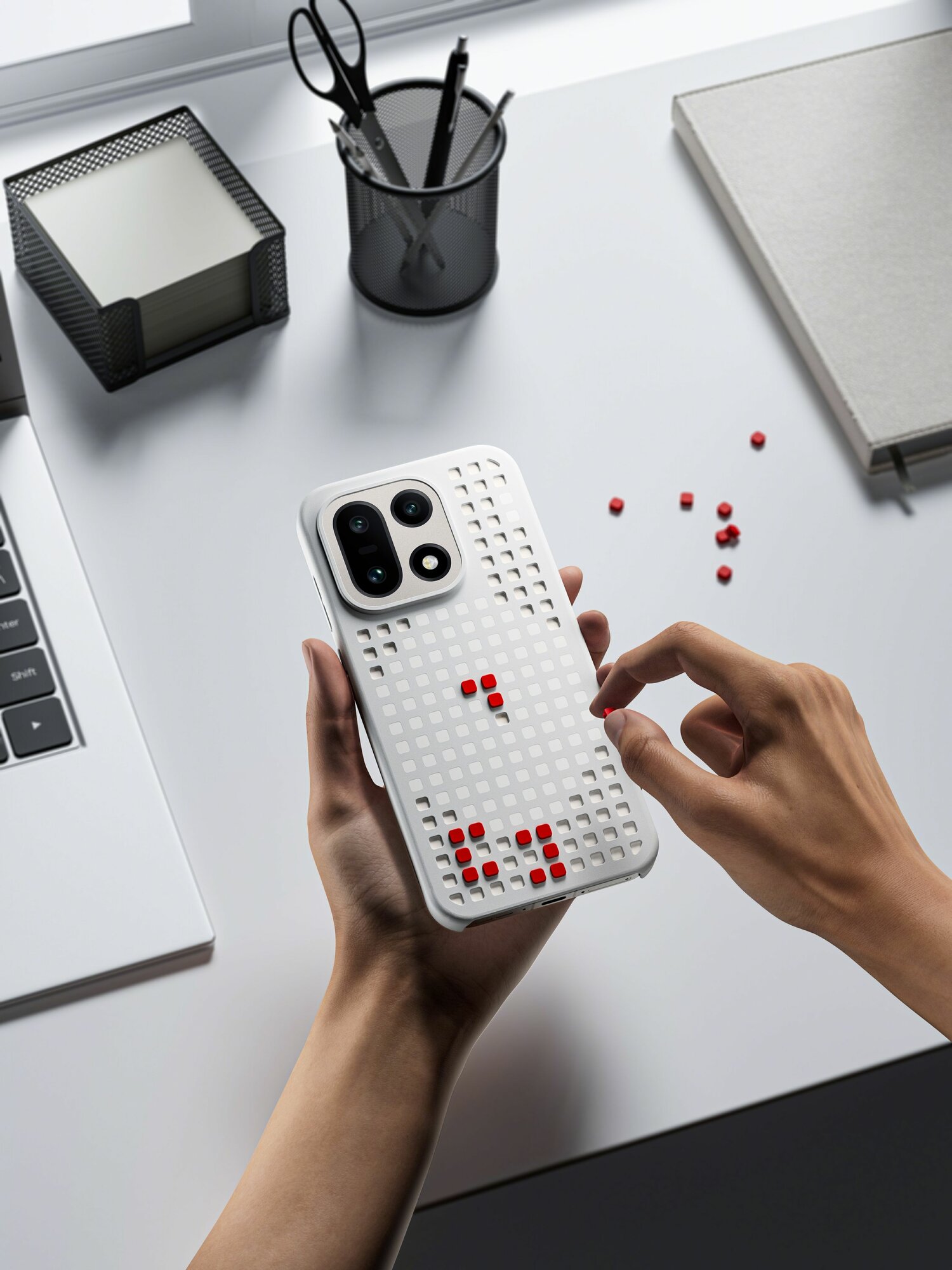 Чехол OnePlus 15 Hole-pattern Magnetic Case, белый — фото 1