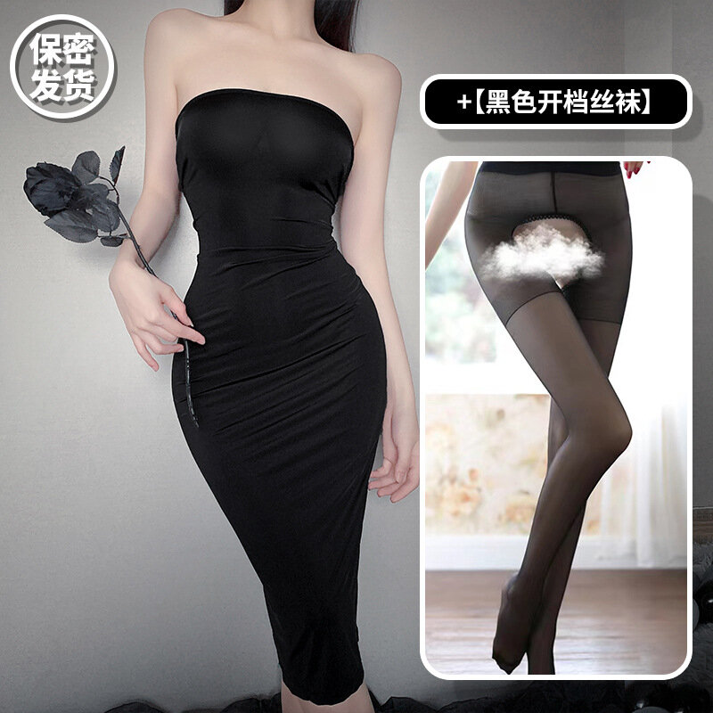 Комплект нижнего белья для школьной формы: длинная струящаяся шелковая юбка, прозрачный свитер и черные чулки с открытой промежностью.