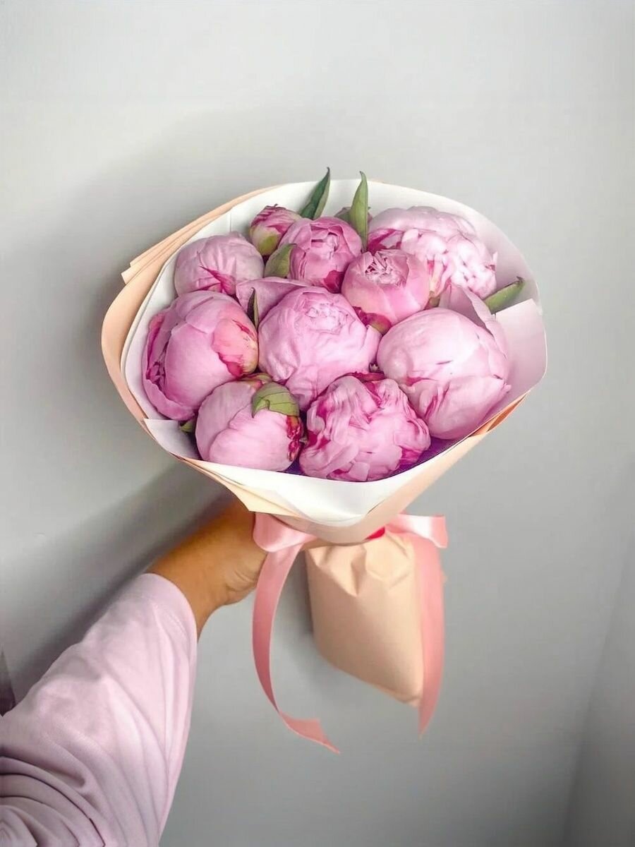 Букет из 11 розовых ароматных пионов