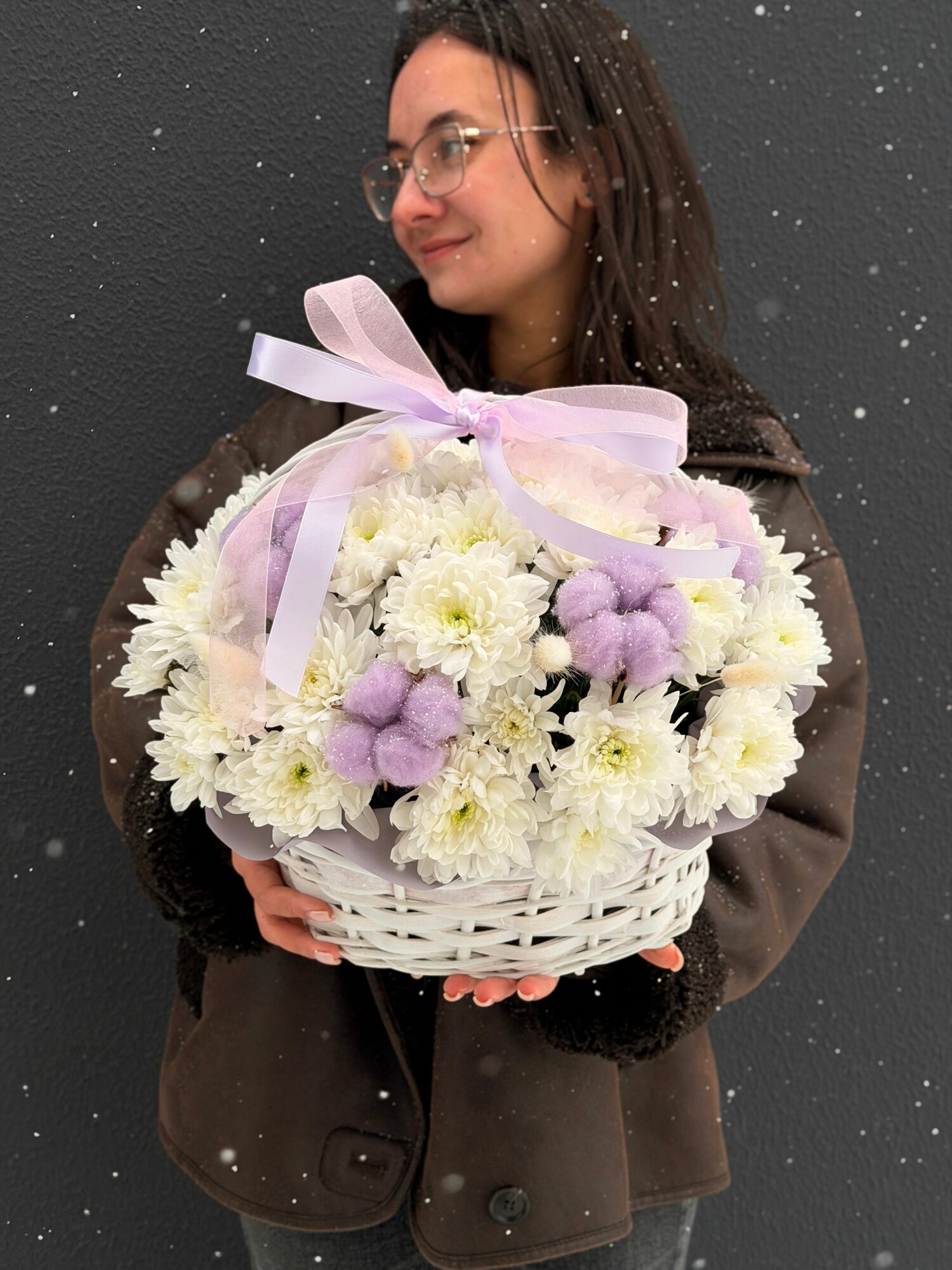 Корзинка с кустовой хризантемой и лавандовым хлопком