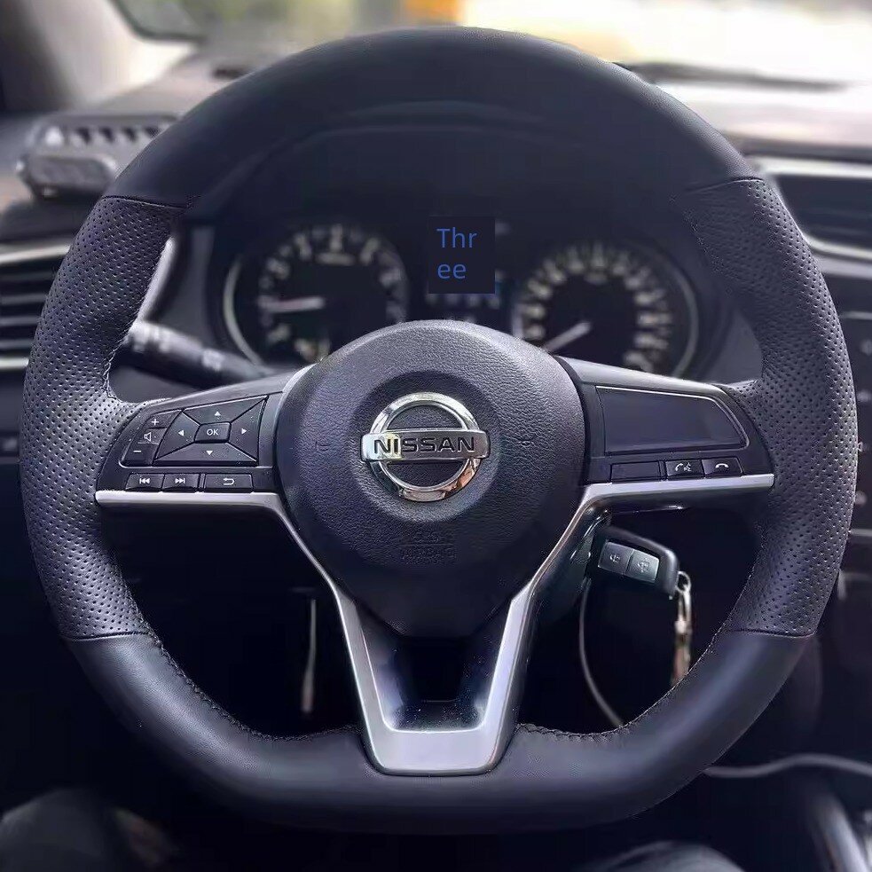 Кожаный чехол для руля Nissan Kicks 2017-2025 черный с черными швами перфорированные стороны