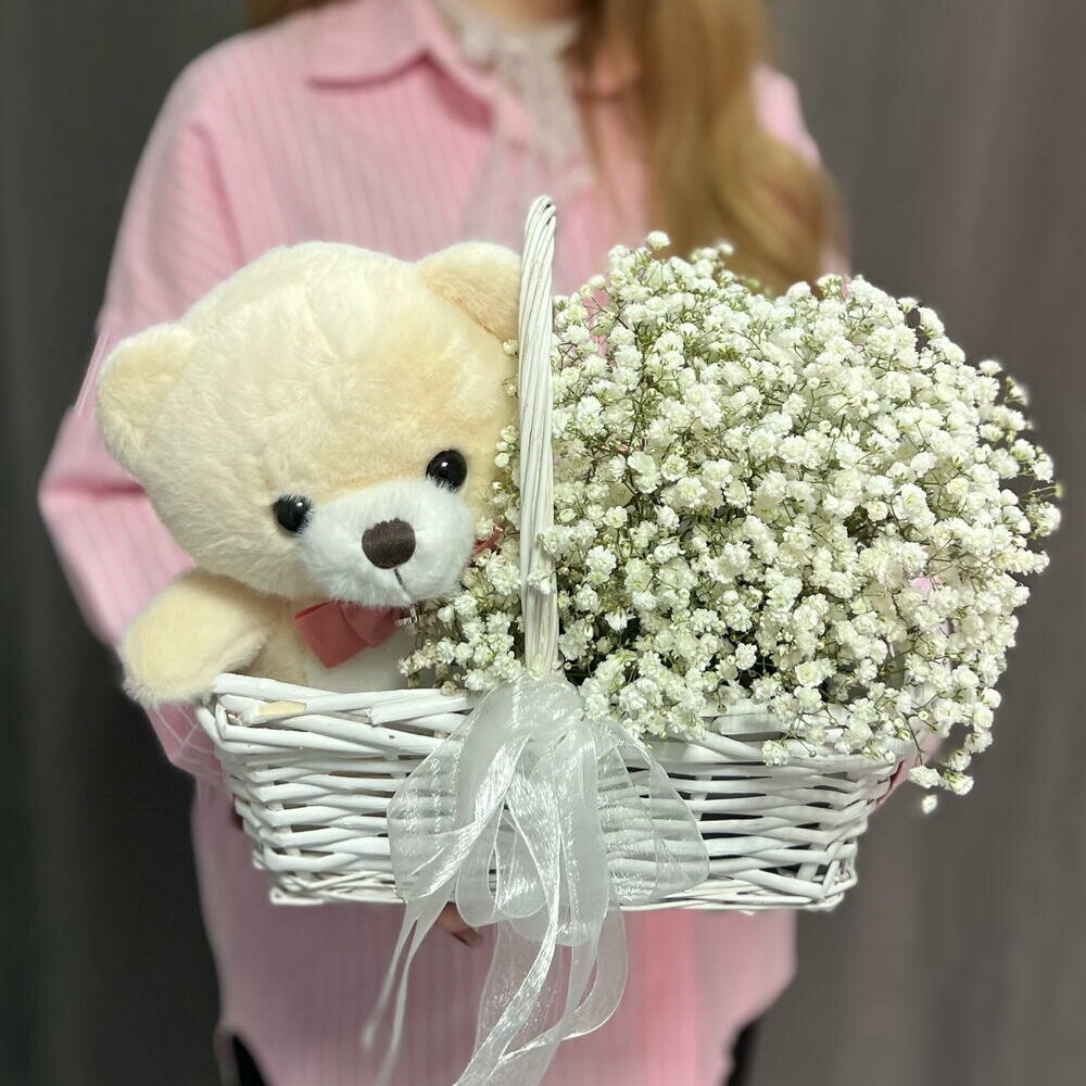 Композиция в корзине с белой гипсофилой и мягкой игрушкой Мишка - римская роза