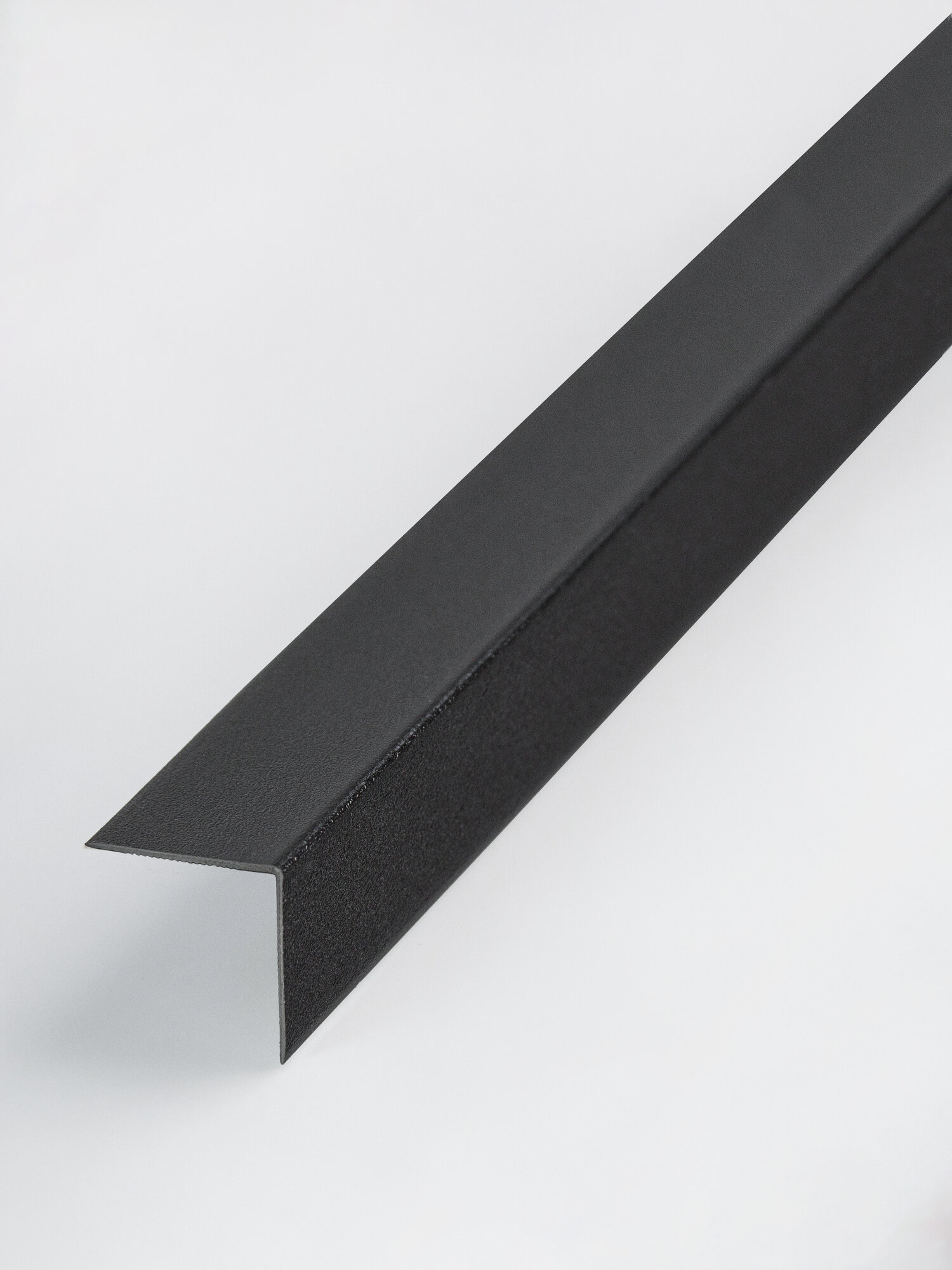 Уголок пластиковый 30х30 мм, длина 2,7 м, угол ПВХ для стен внешний Деконика, черный матовый 007