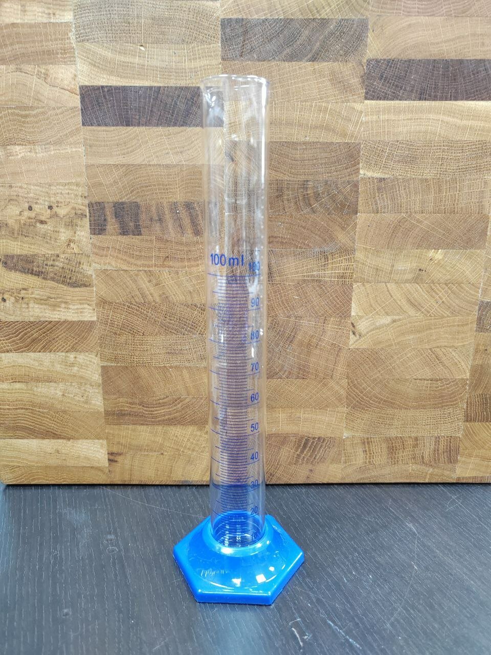 Цилиндр стеклянный с мерной шкалой, с носиком, 100 мл, 1 штука.