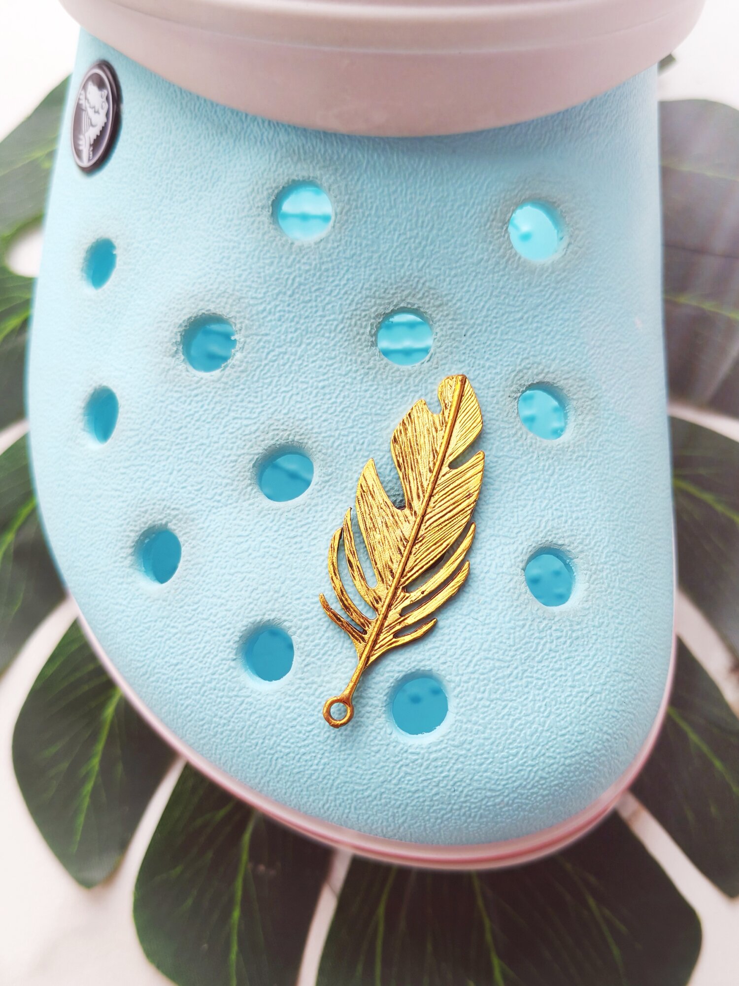 Джибитс перо на Crocs металлическое золотое