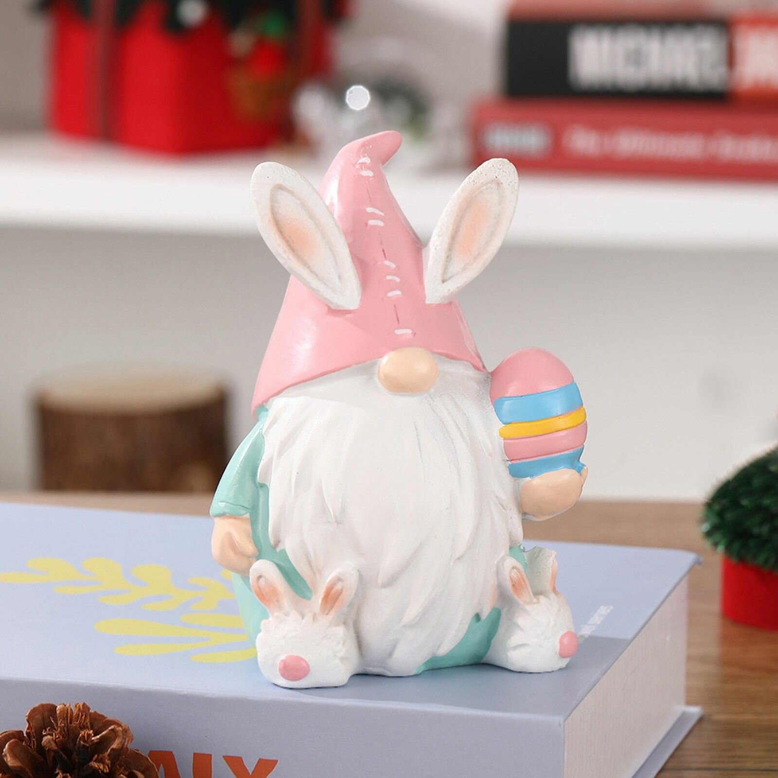 Коллекционная смоляная фигурка пасхального гнома: ручная работа для ценителей деталей. Изящное украшение для кухни, гостиной или столовой, приносящее в дом дух весны и праздничное настроение