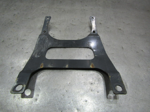 Кронштейн переднего брызговика правый Scania 6-series