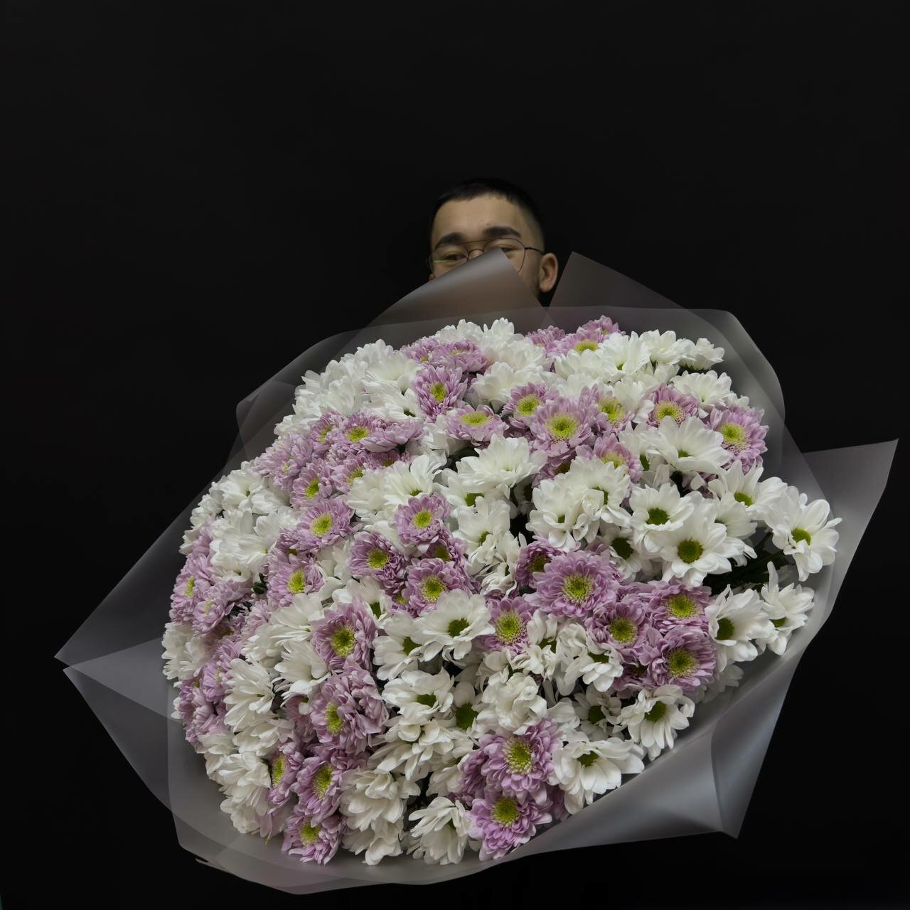 Прекрасный букет из 45 хризантем микс двух расцветок ( может отличаться от фото) с доставкой