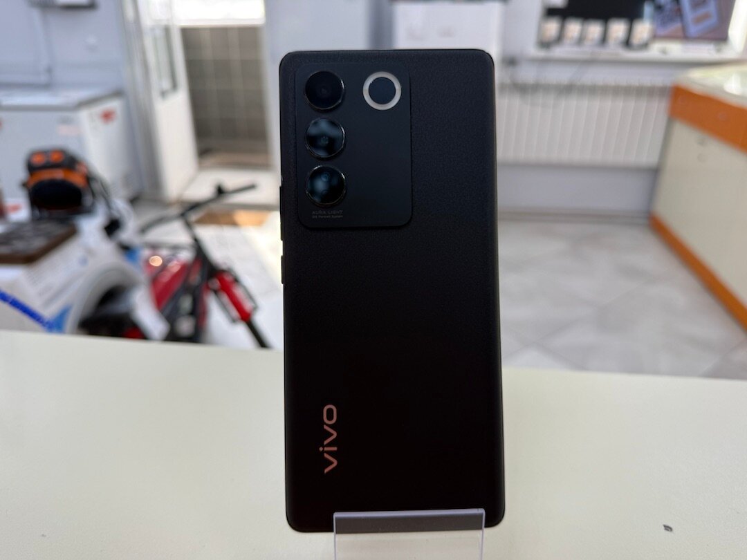 Смартфон vivo V27e 8/256 ГБ, Dual nano SIM, черный, б/у, уценка
