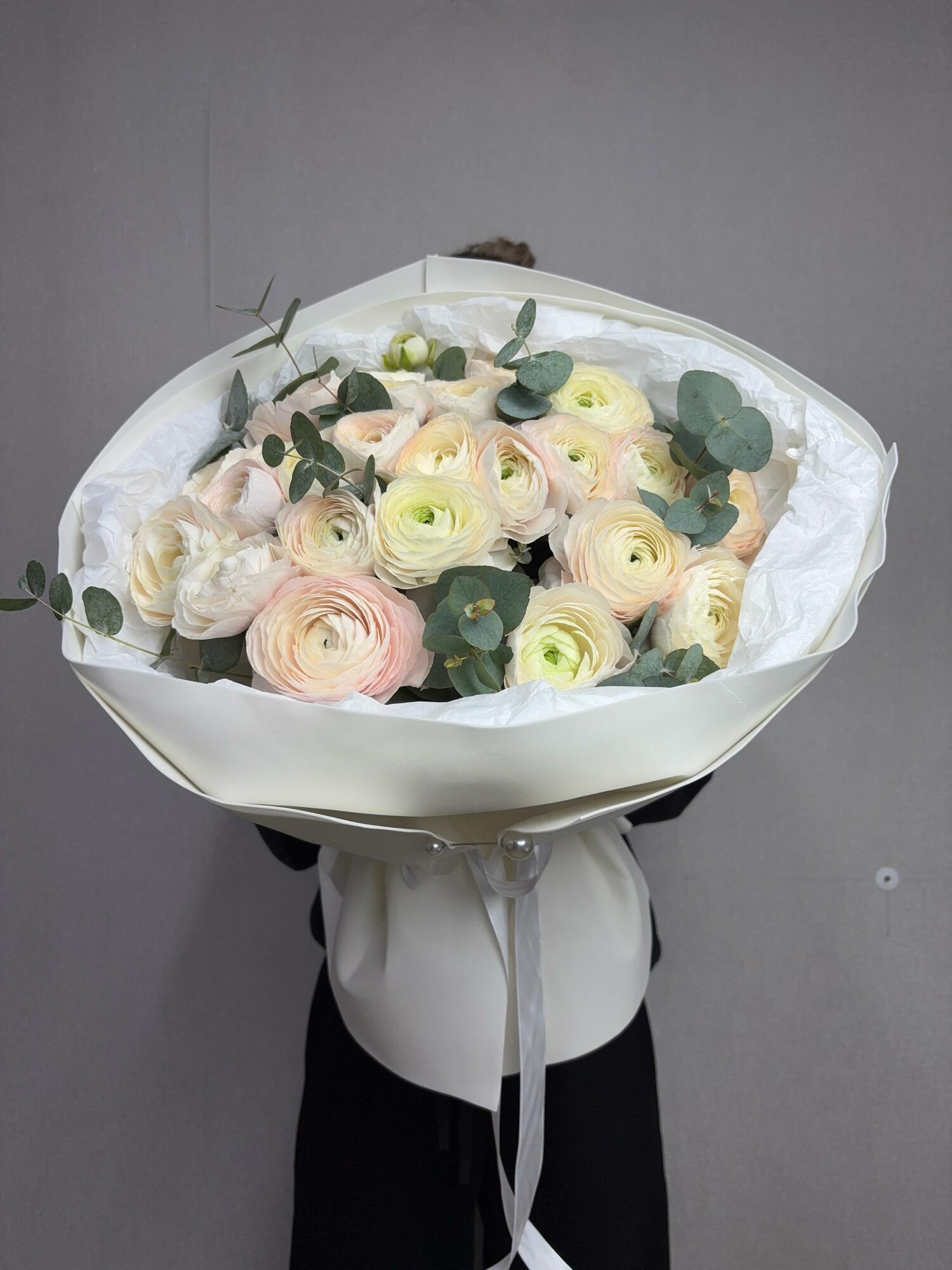 Лед и мята: 25 белых ранункулюсов с эвкалиптом – FRESH FLORA купить свежие цветы с доставкой